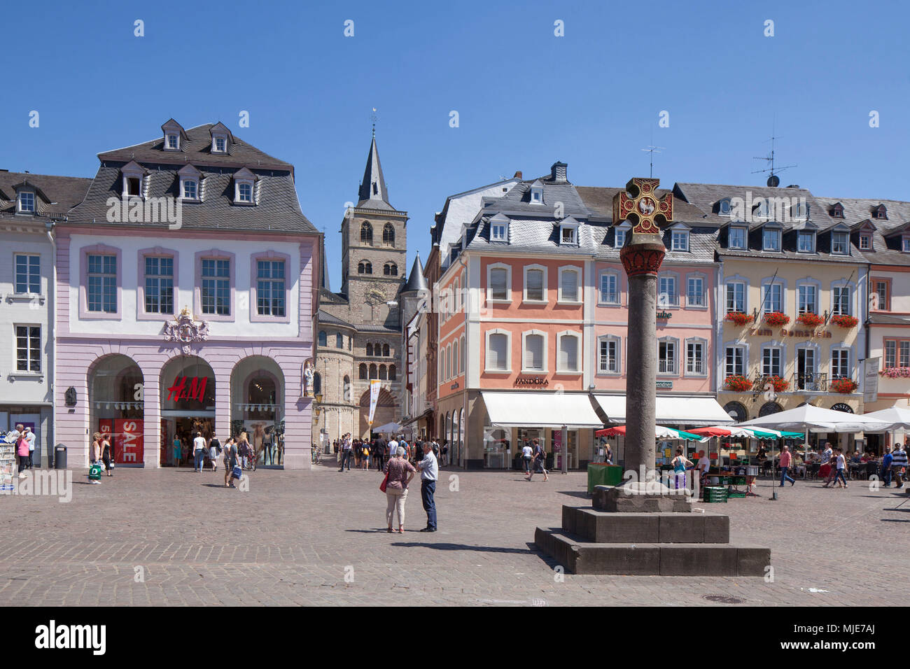 Main market square with st peter cathedral and marktkreuz cross hi-res ...