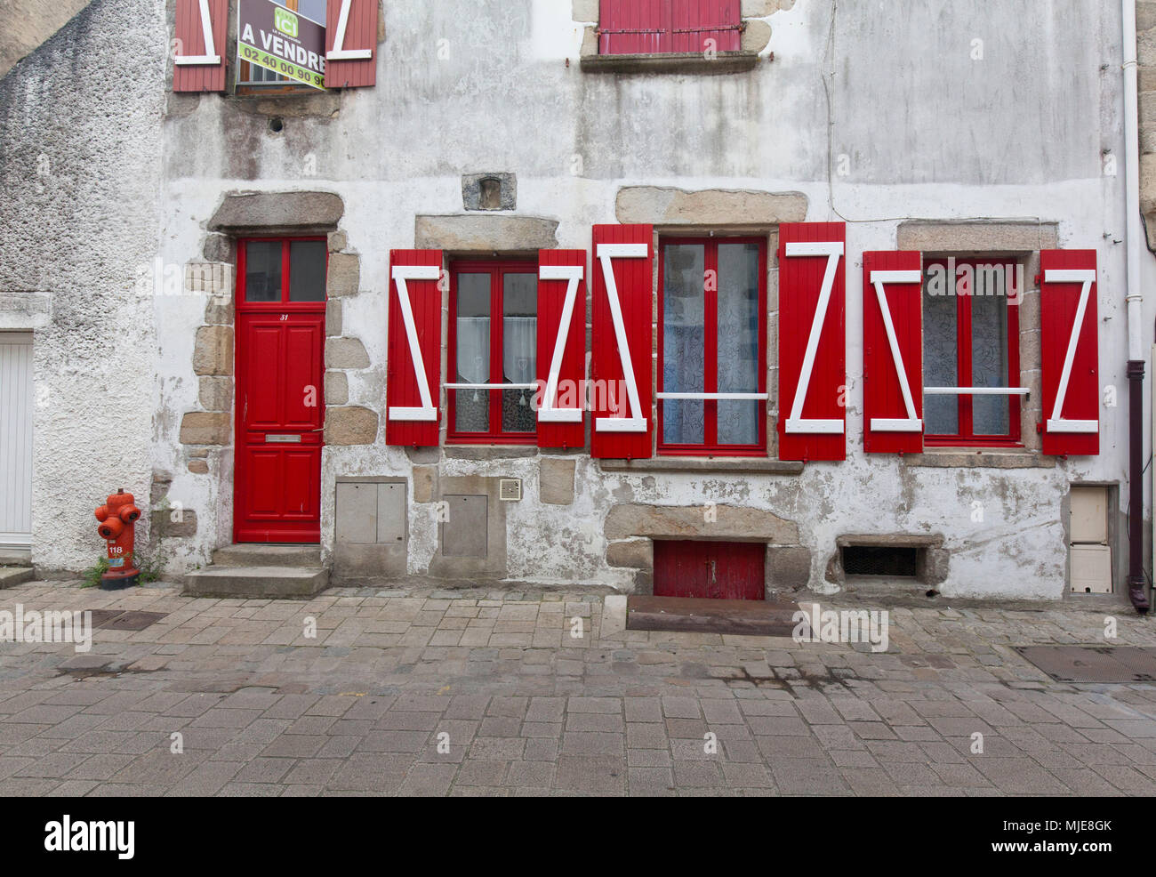 Red door and windows hi-res stock photography and images - Alamy