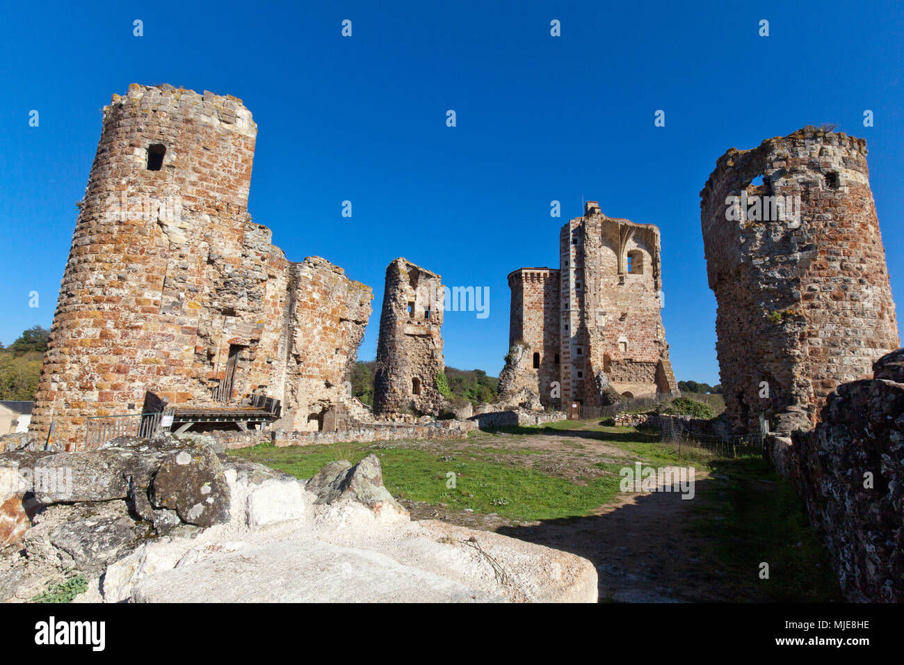 Herisson castle hi-res stock photography and images - Alamy