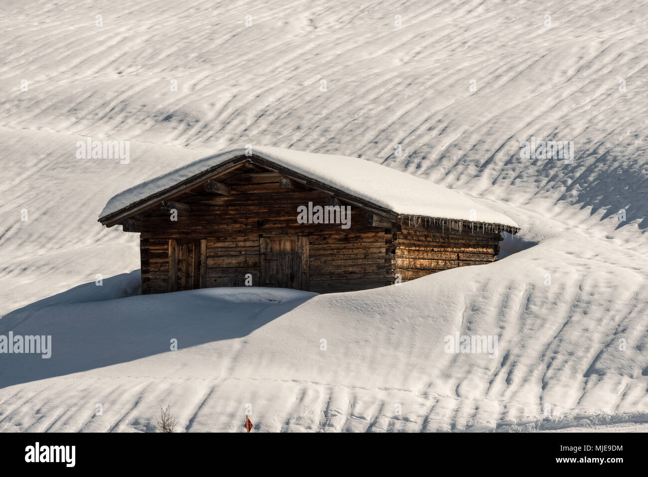 Hut in the snow hi-res stock photography and images - Alamy