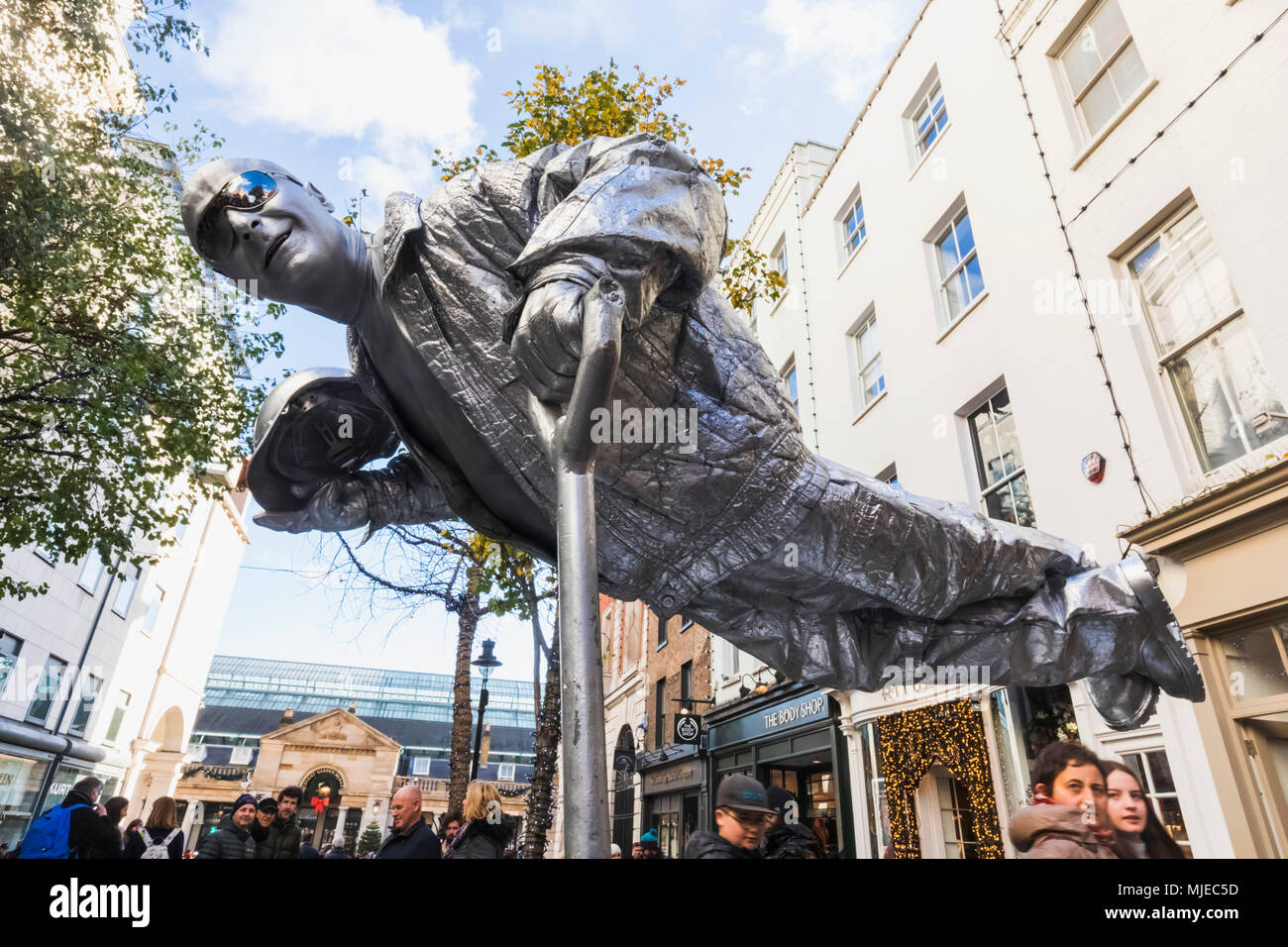 Human statue uk hi-res stock photography and images - Alamy