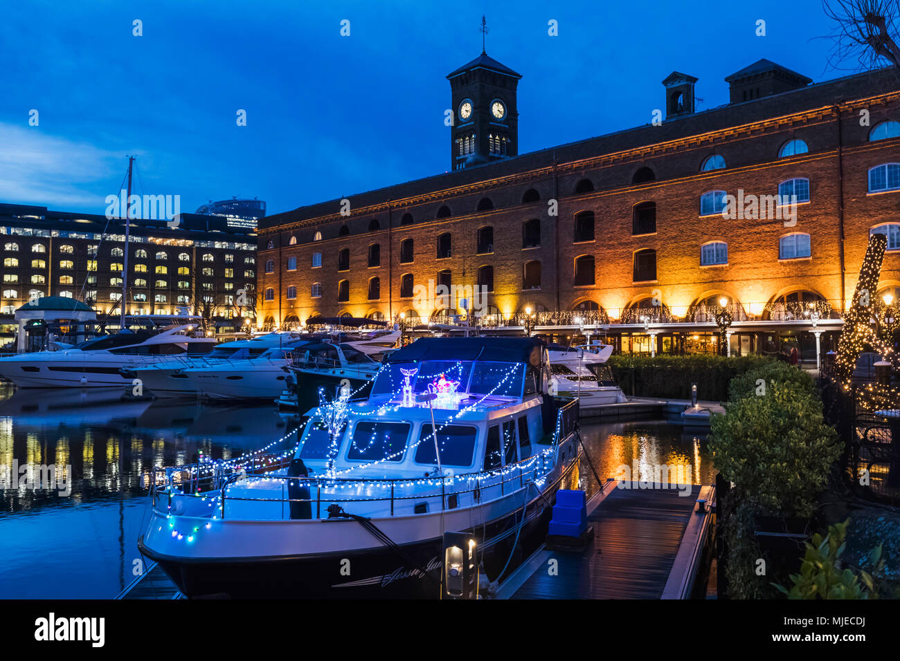 Illuminated boat dock hi-res stock photography and images - Alamy