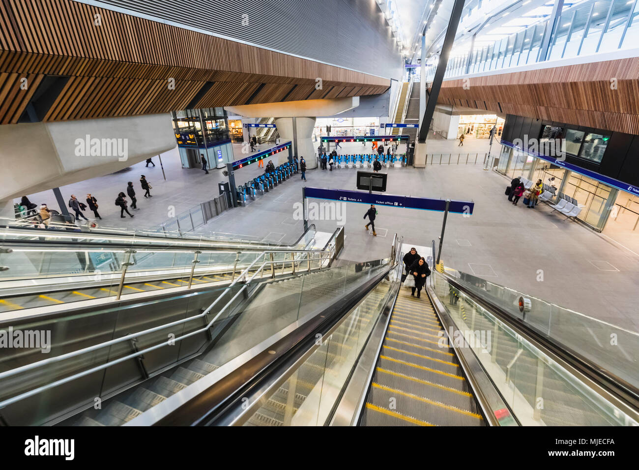 England, London, Southwark, London Bridge City, London Bridge Train ...
