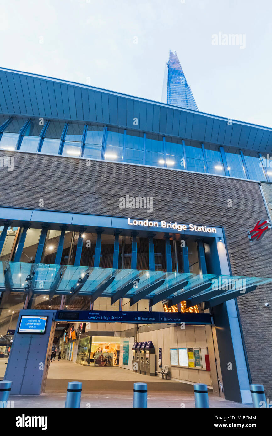 London bridge station entrance hi-res stock photography and images - Alamy