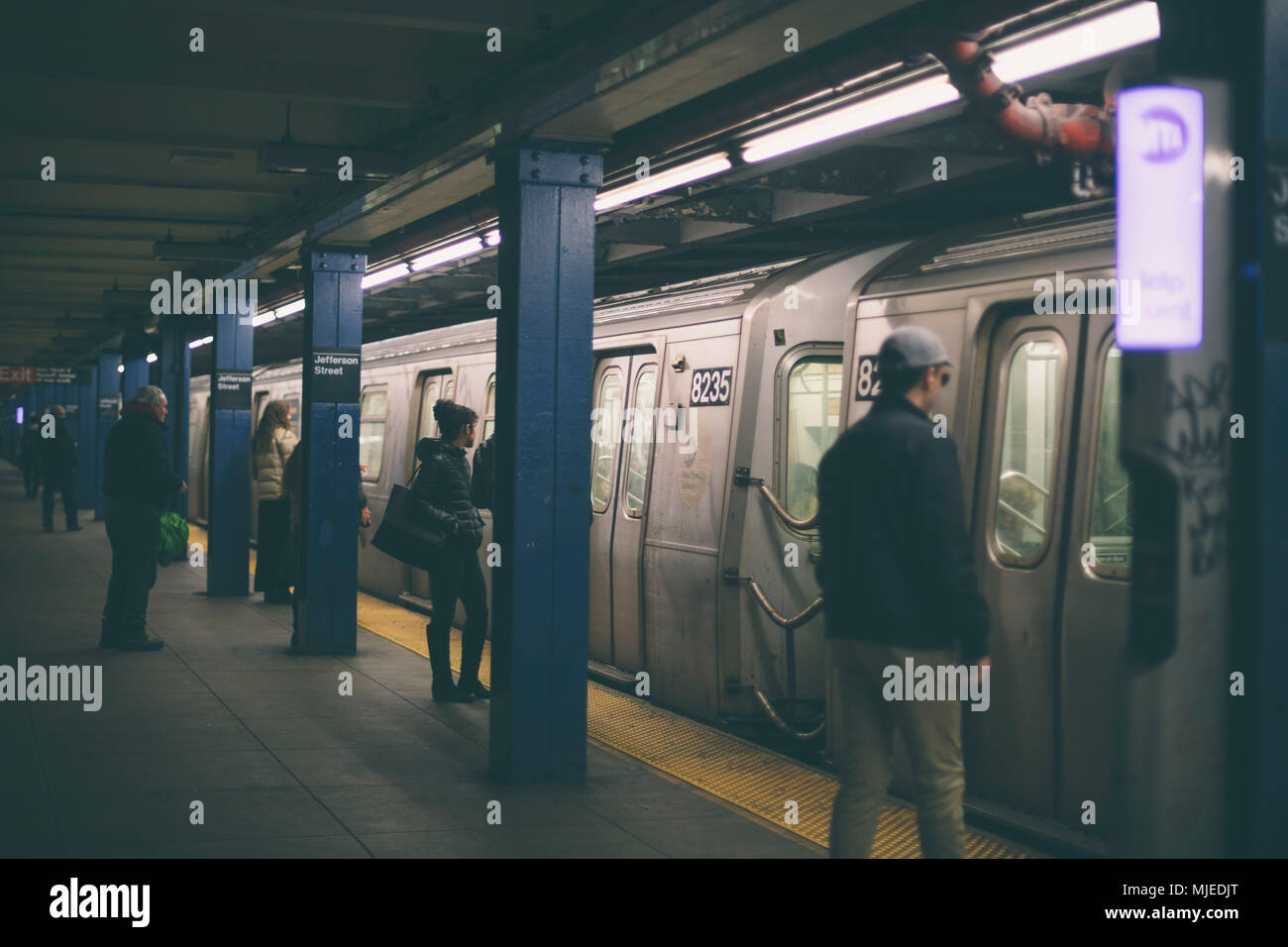 Open subway doors hi-res stock photography and images - Alamy