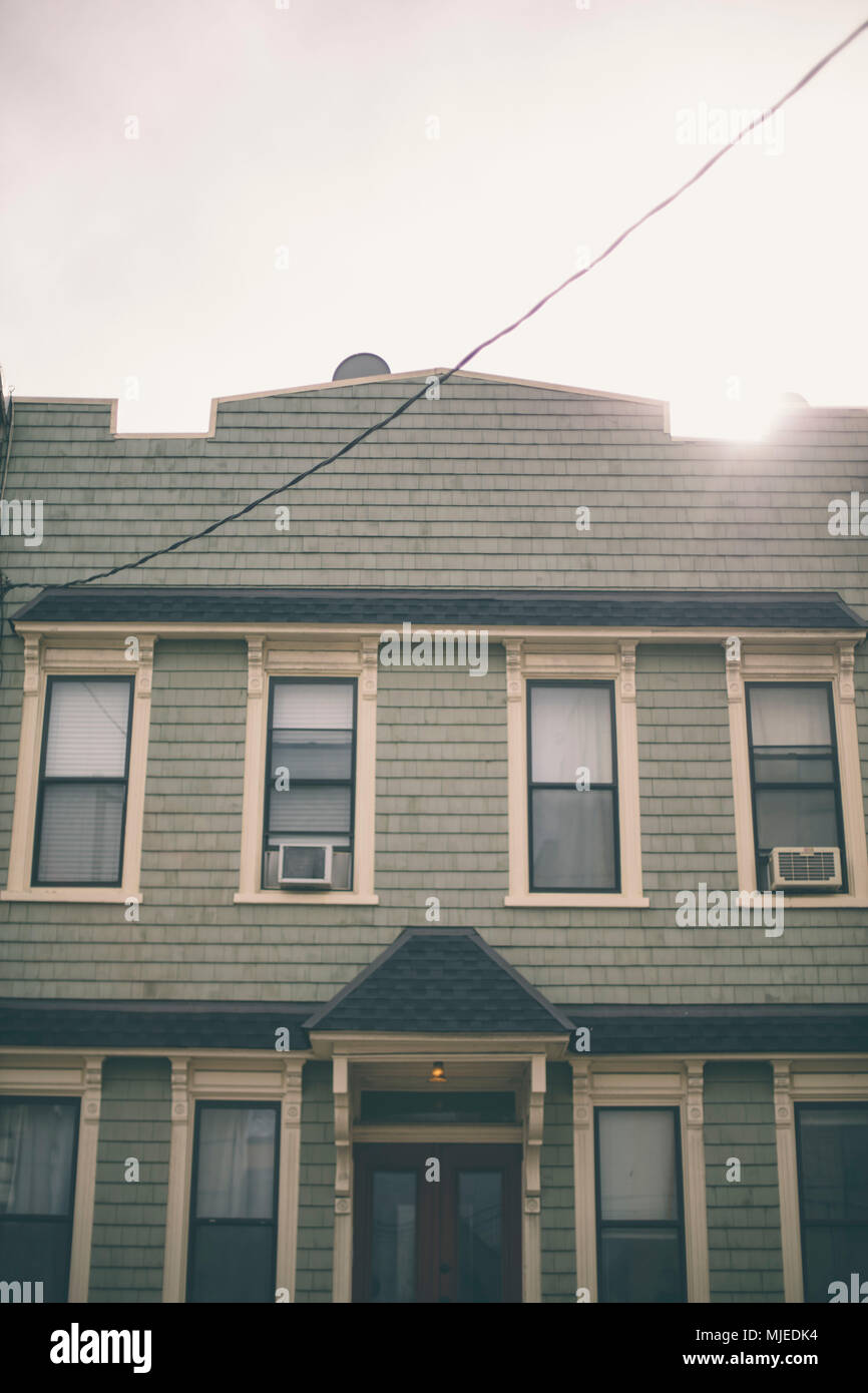 House in sun hi-res stock photography and images - Alamy