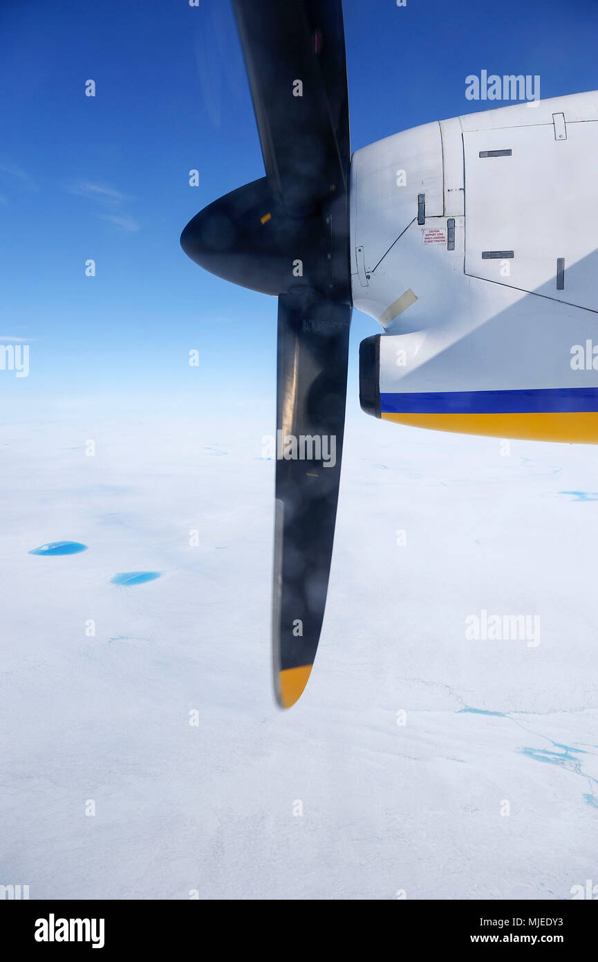 Propeller aircraft hi-res stock photography and images - Alamy