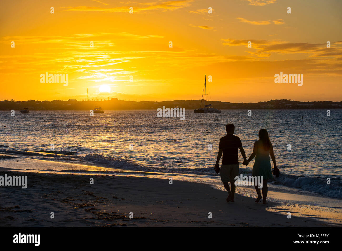 Couple enjoying sunset hi-res stock photography and images - Alamy