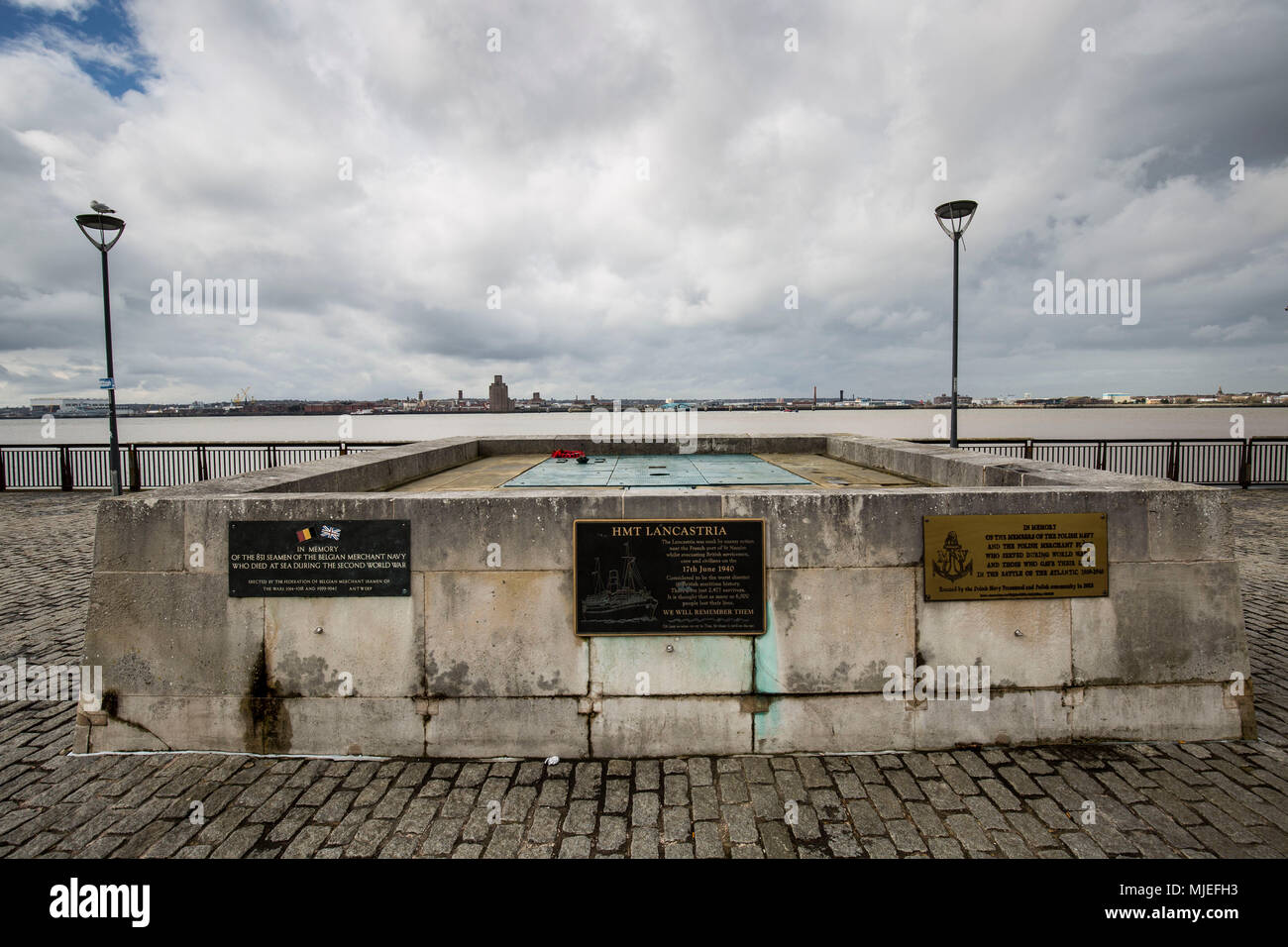 Liverpool naval memorial hi-res stock photography and images - Alamy