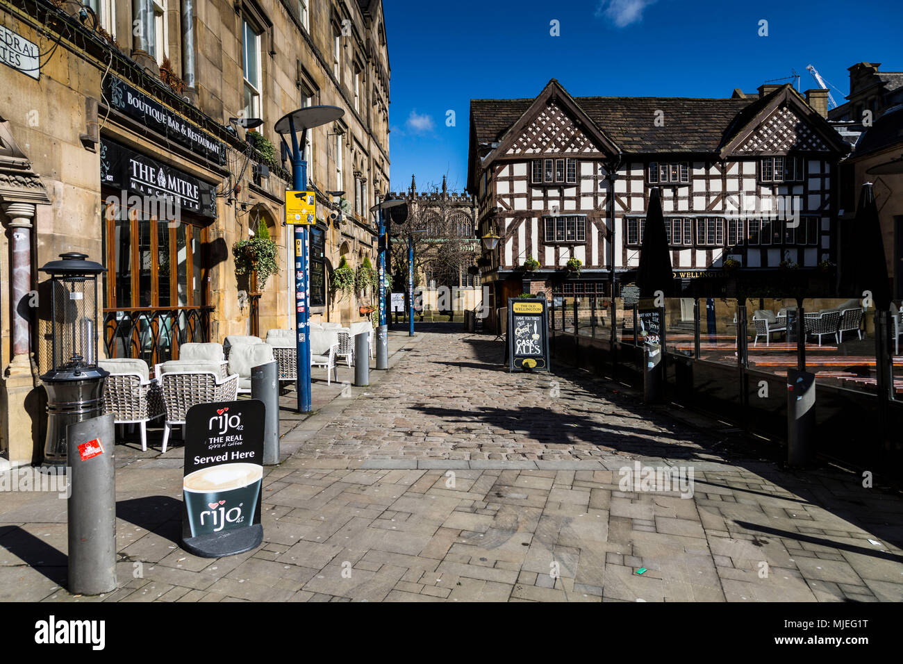 Manchester city centre scene hi-res stock photography and images - Alamy