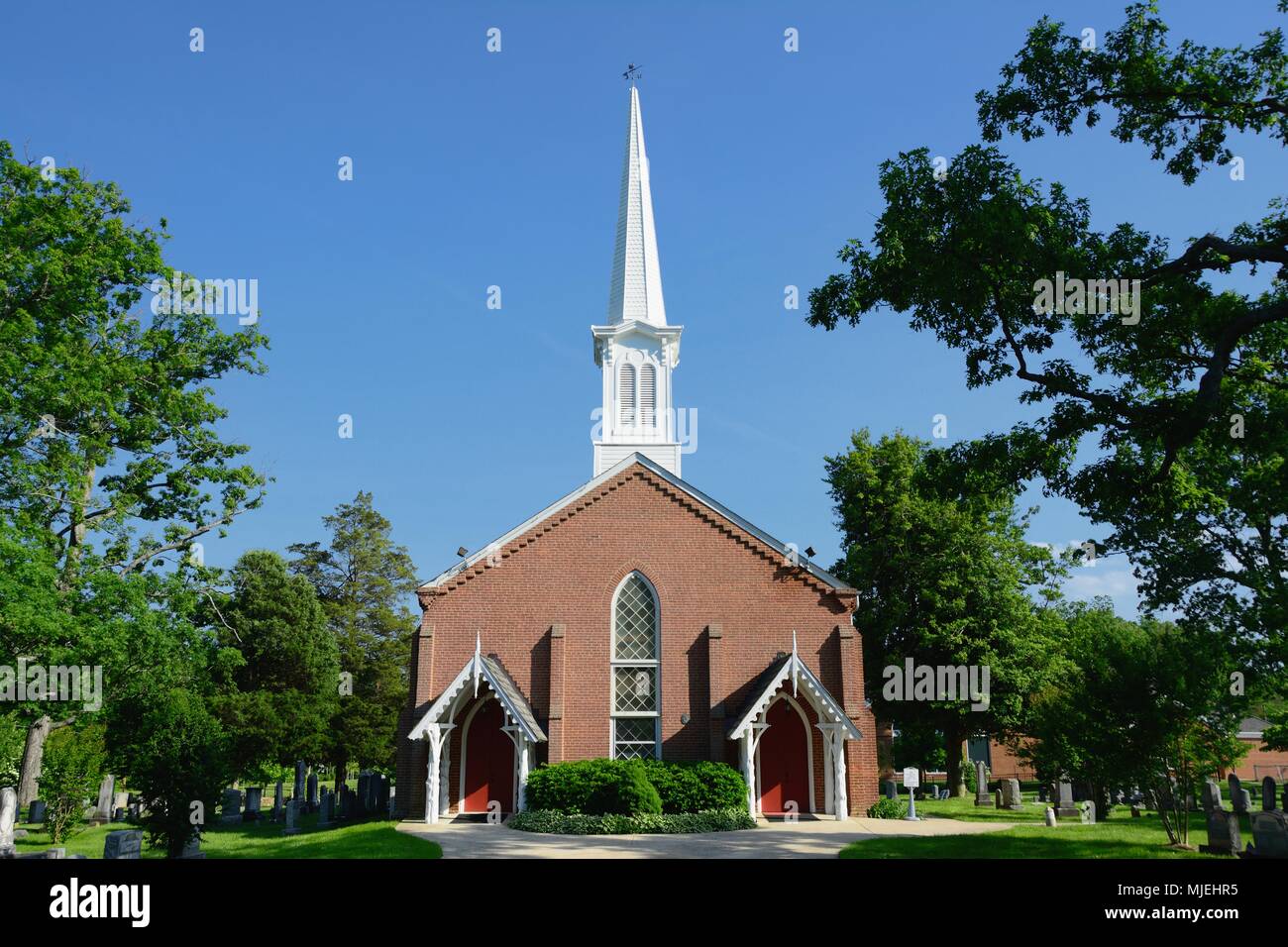 White country church steeple hi-res stock photography and images - Alamy