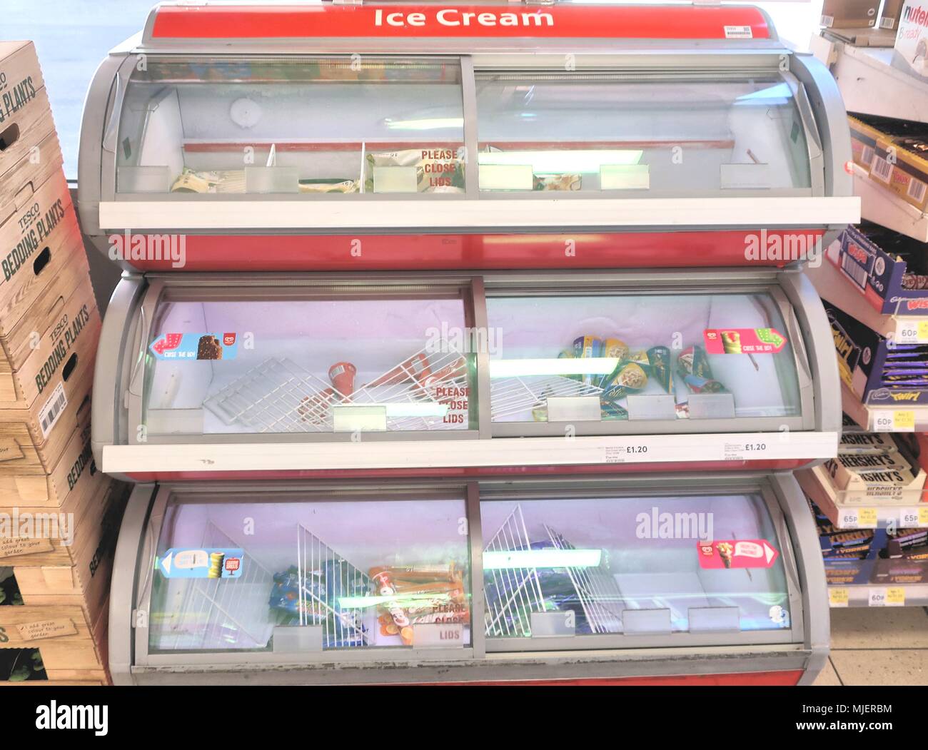 London.UK.5th May 2018.Ice cream cabinets empty out as baking hot ...