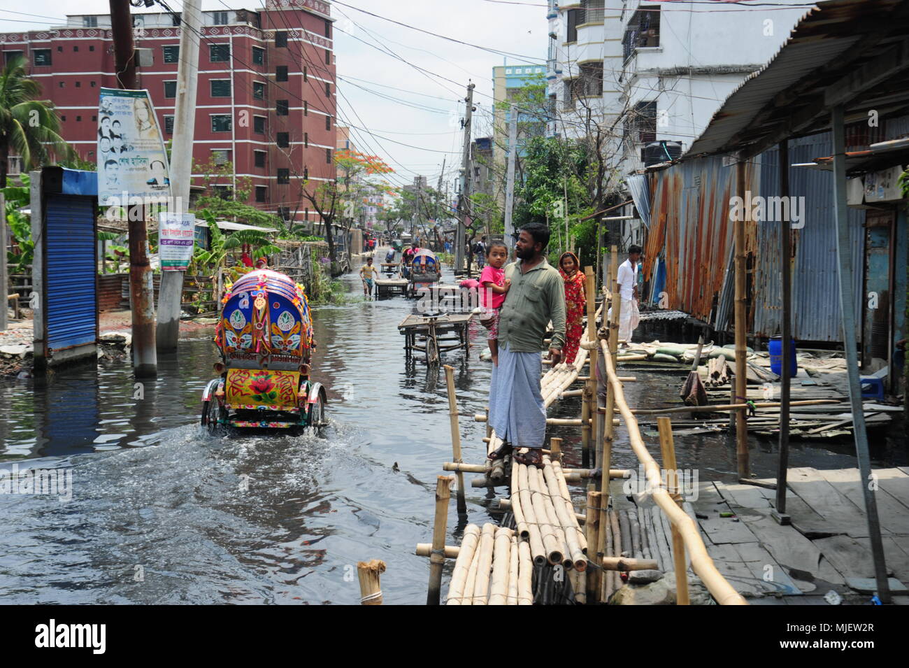 Narayanganj City, Bangladesh. 5th May, 2018. Rickshaws try driving with passengers through the ...