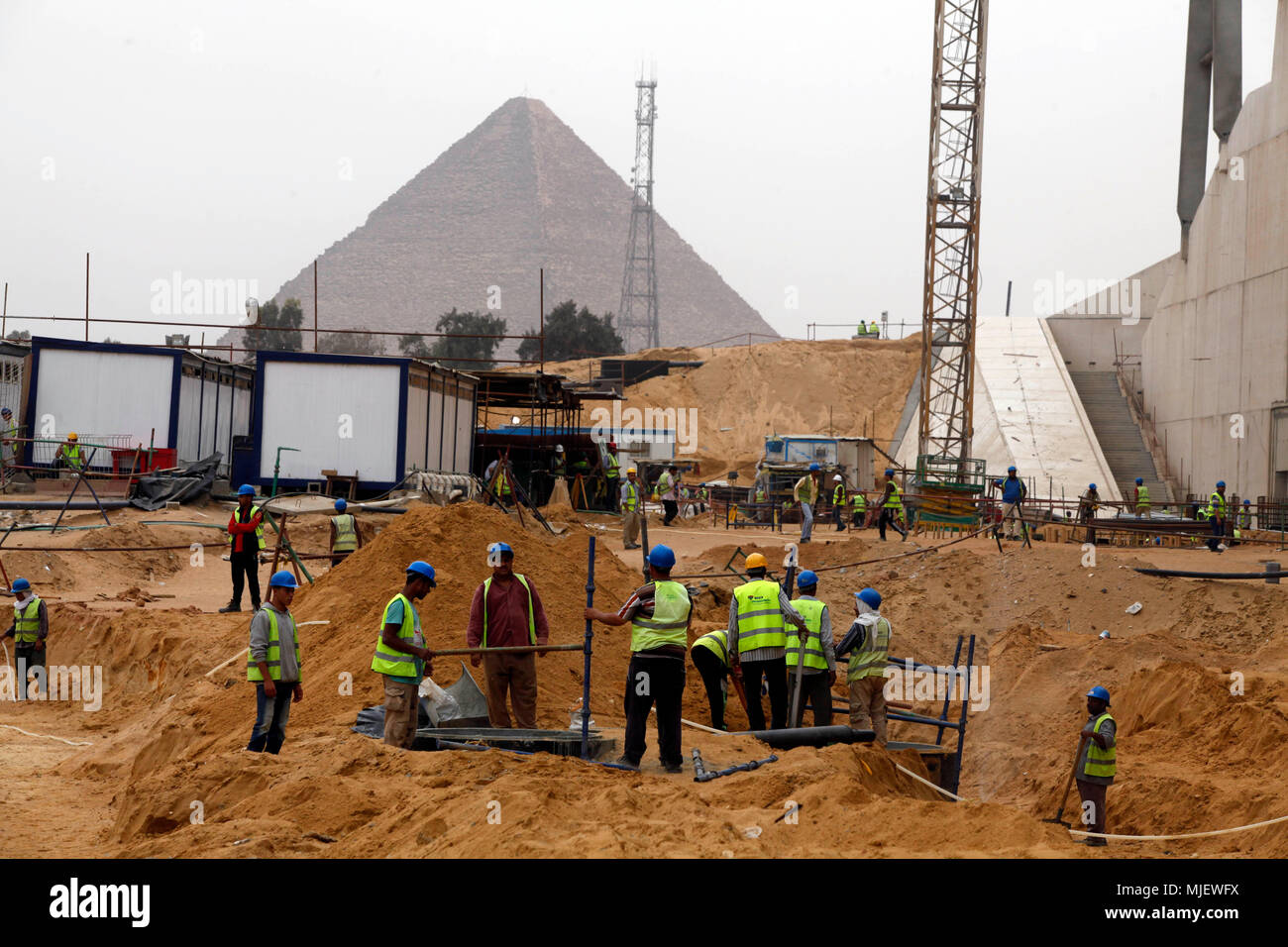 Cairo, Egypt. 5th May, 2018. Egyptian builders work at the construction ...