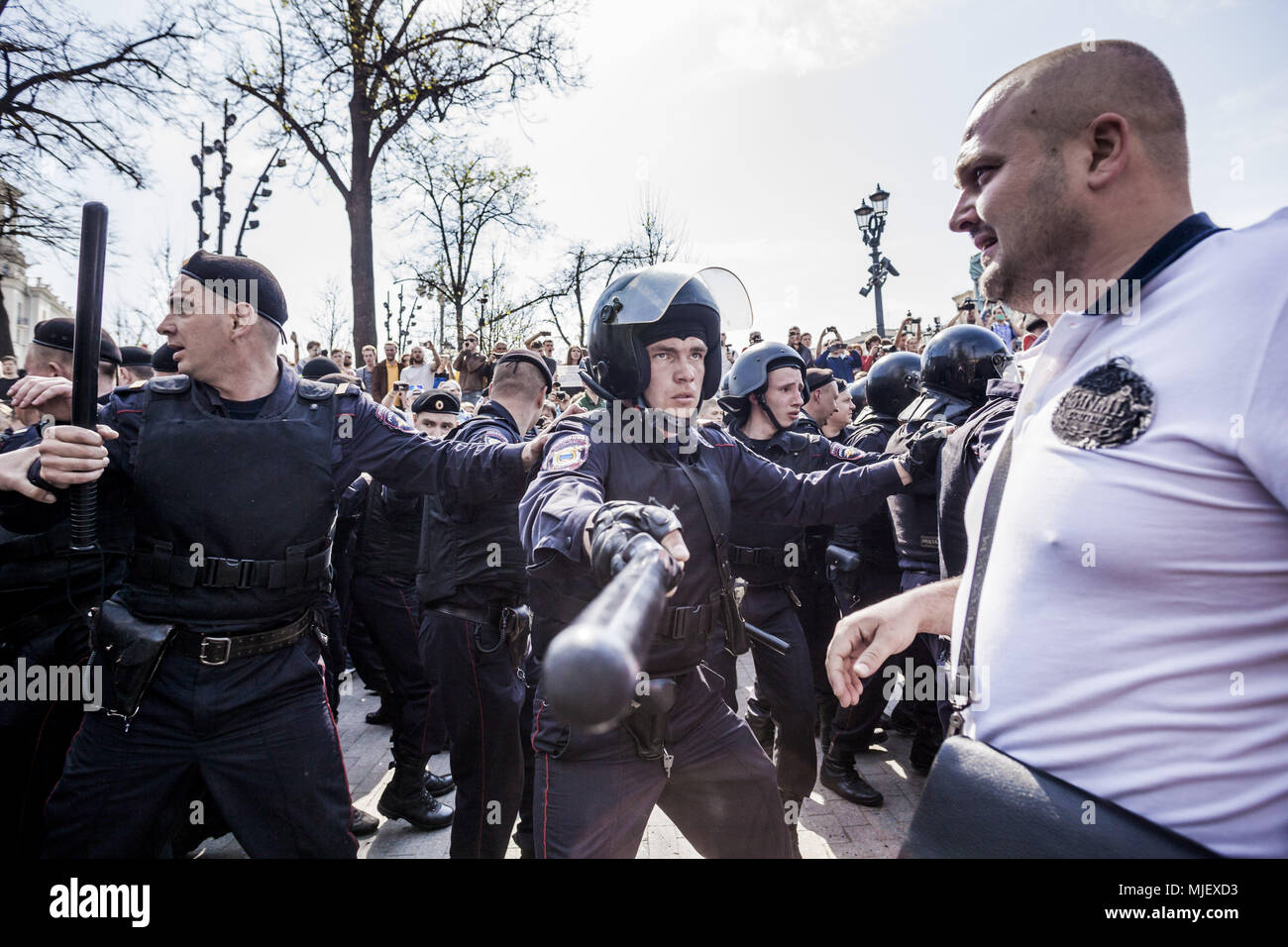 Moscow, Moscow, Russia. 5th May, 2018. Riot police controls ...