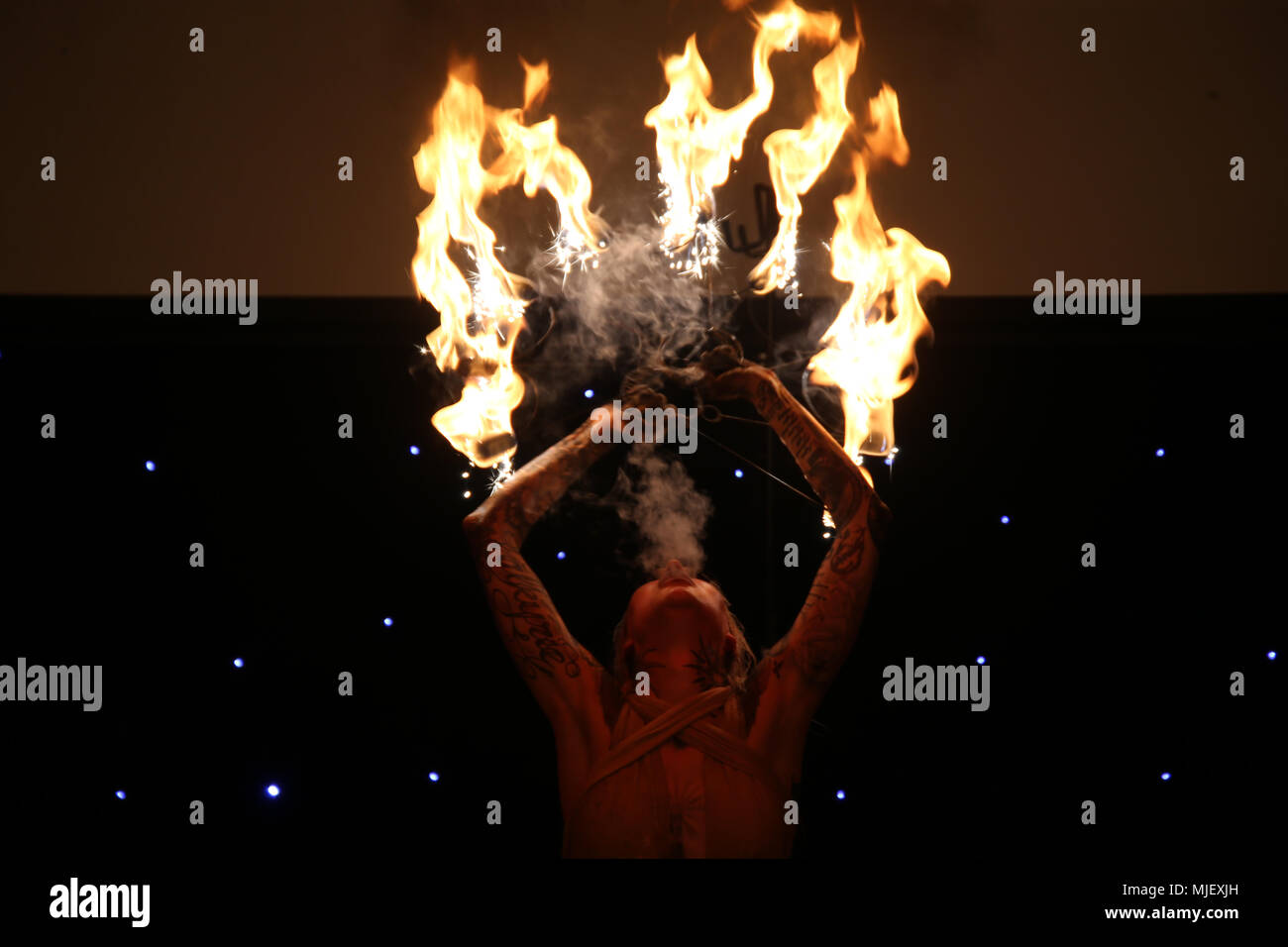 Fire knife dancers hi-res stock photography and images - Alamy