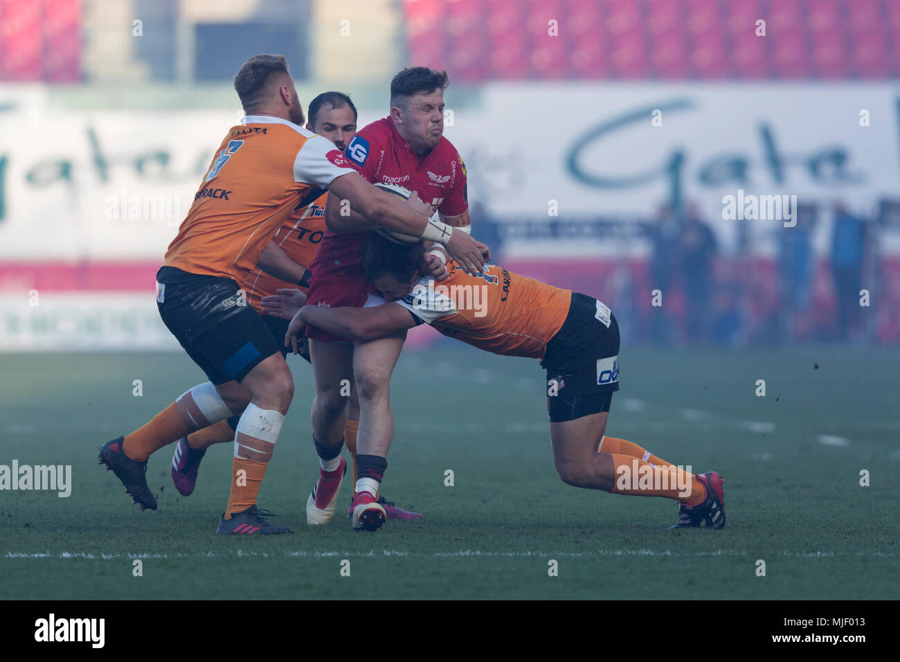 Scarlets left wing Steff Evans is tackled Stock Photo - Alamy