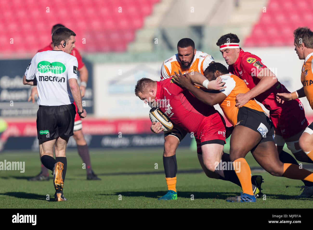 Scarlets tight head prop Samson Lee on the attack Stock Photo - Alamy