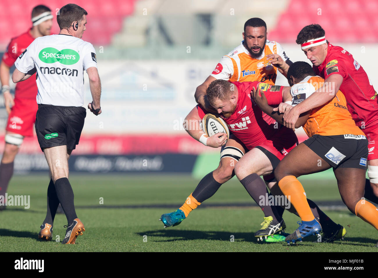 Scarlets tight head prop Samson Lee on the attack Stock Photo - Alamy