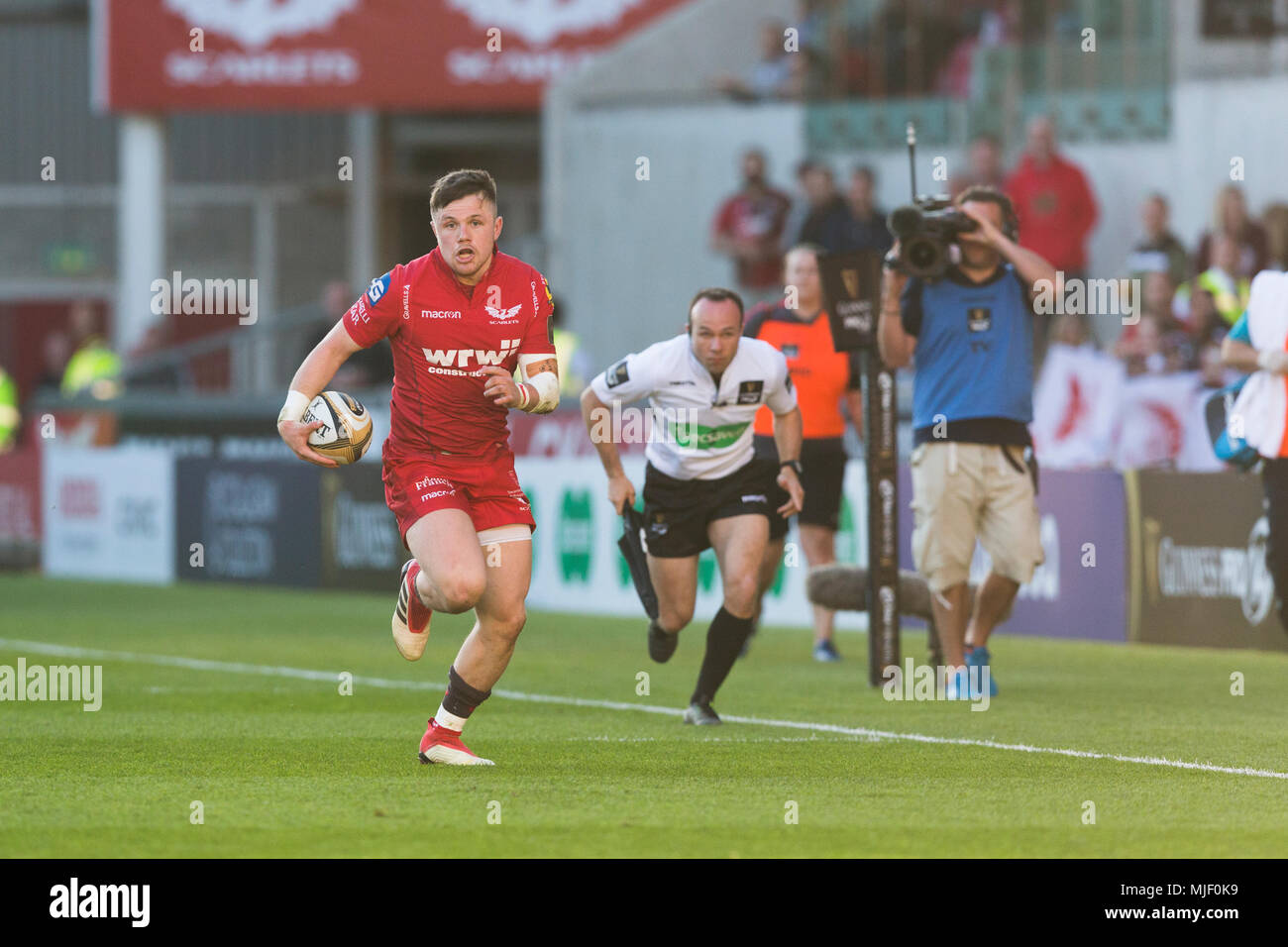 Scarlets left wing Steff Evans on the attack Stock Photo - Alamy