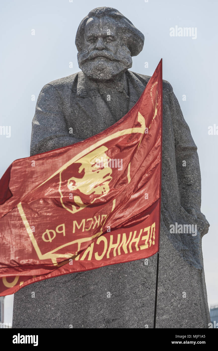 Moscow, Moscow, Russia. 5th May, 2018. Flags of Lenin in the statue of ...