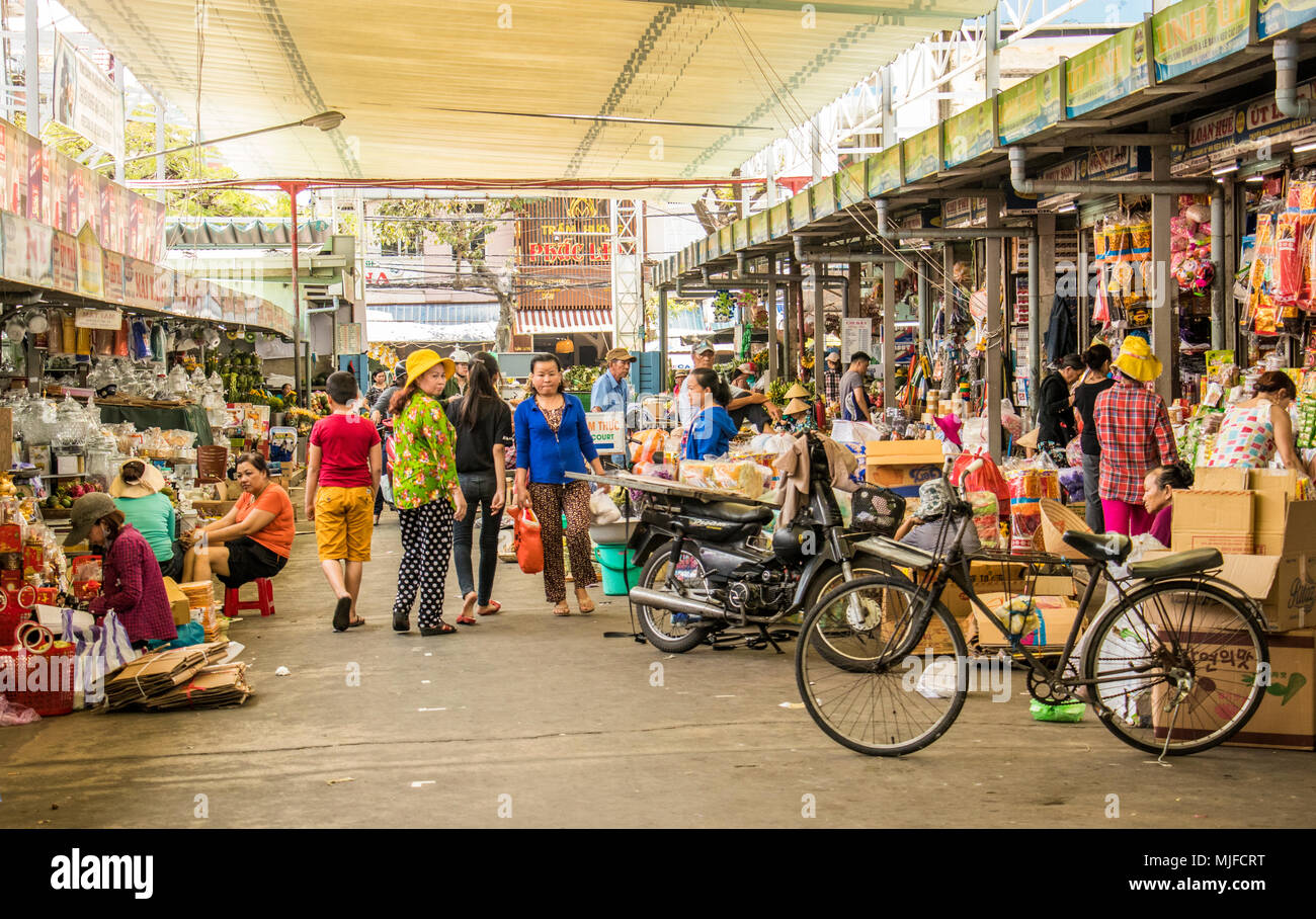 Con market da Nang Vietnam Stock Photo - Alamy