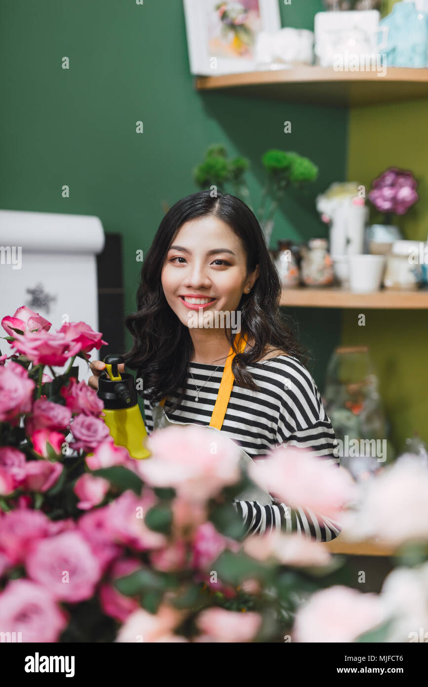 Pretty young woman creating hi-res stock photography and images - Alamy