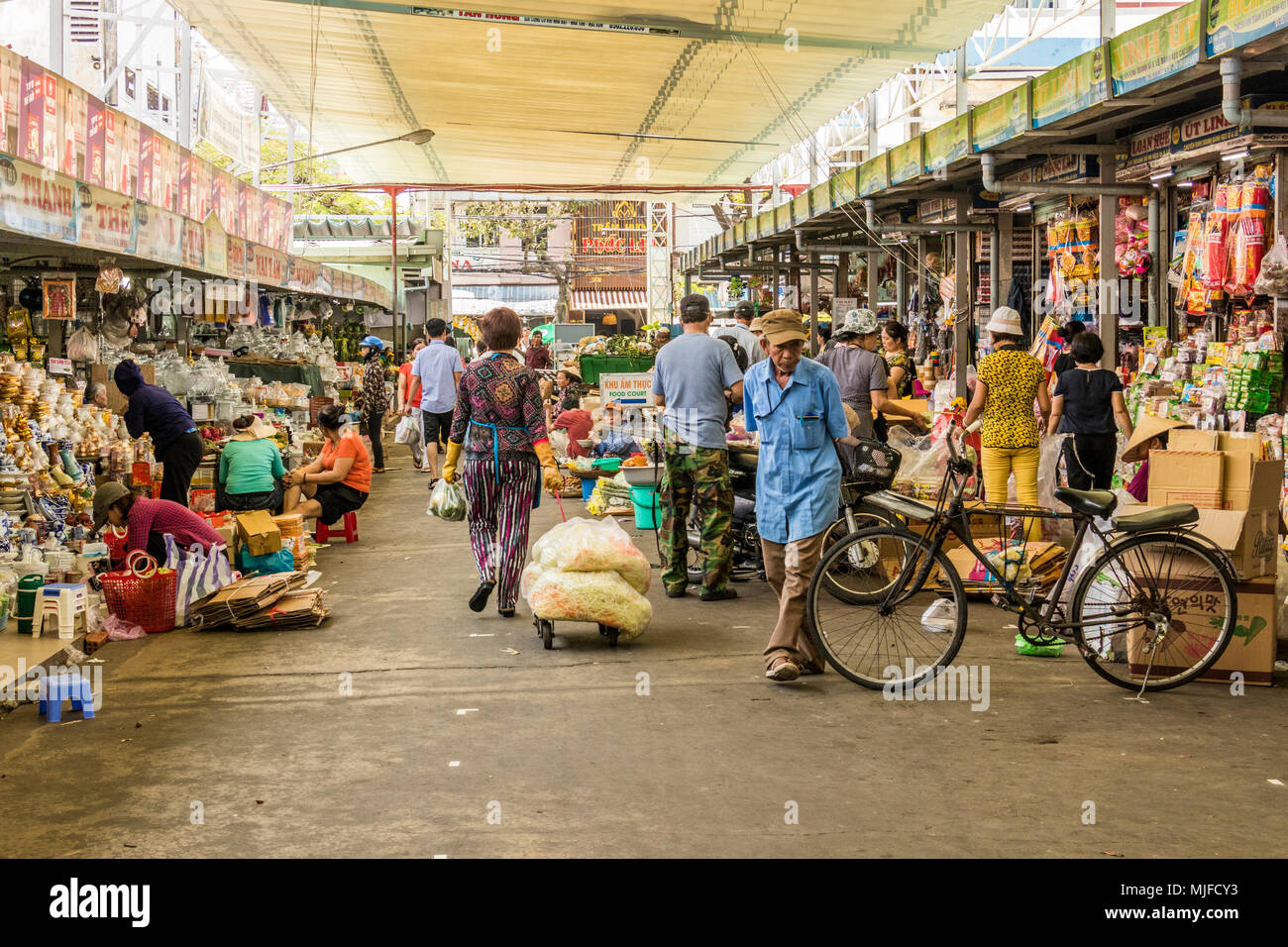 Con market da Nang Vietnam Stock Photo - Alamy