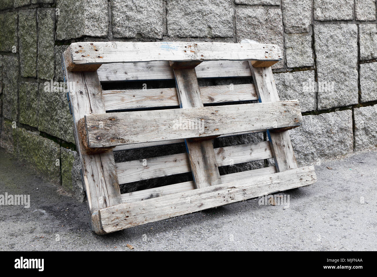 Empty pallet hi-res stock photography and images - Alamy