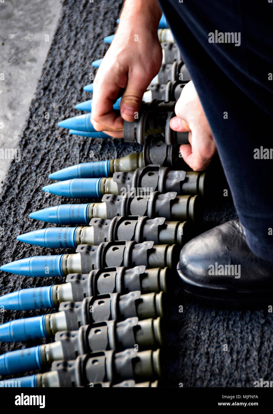 Mk 38 25 mm gun system hi-res stock photography and images - Alamy