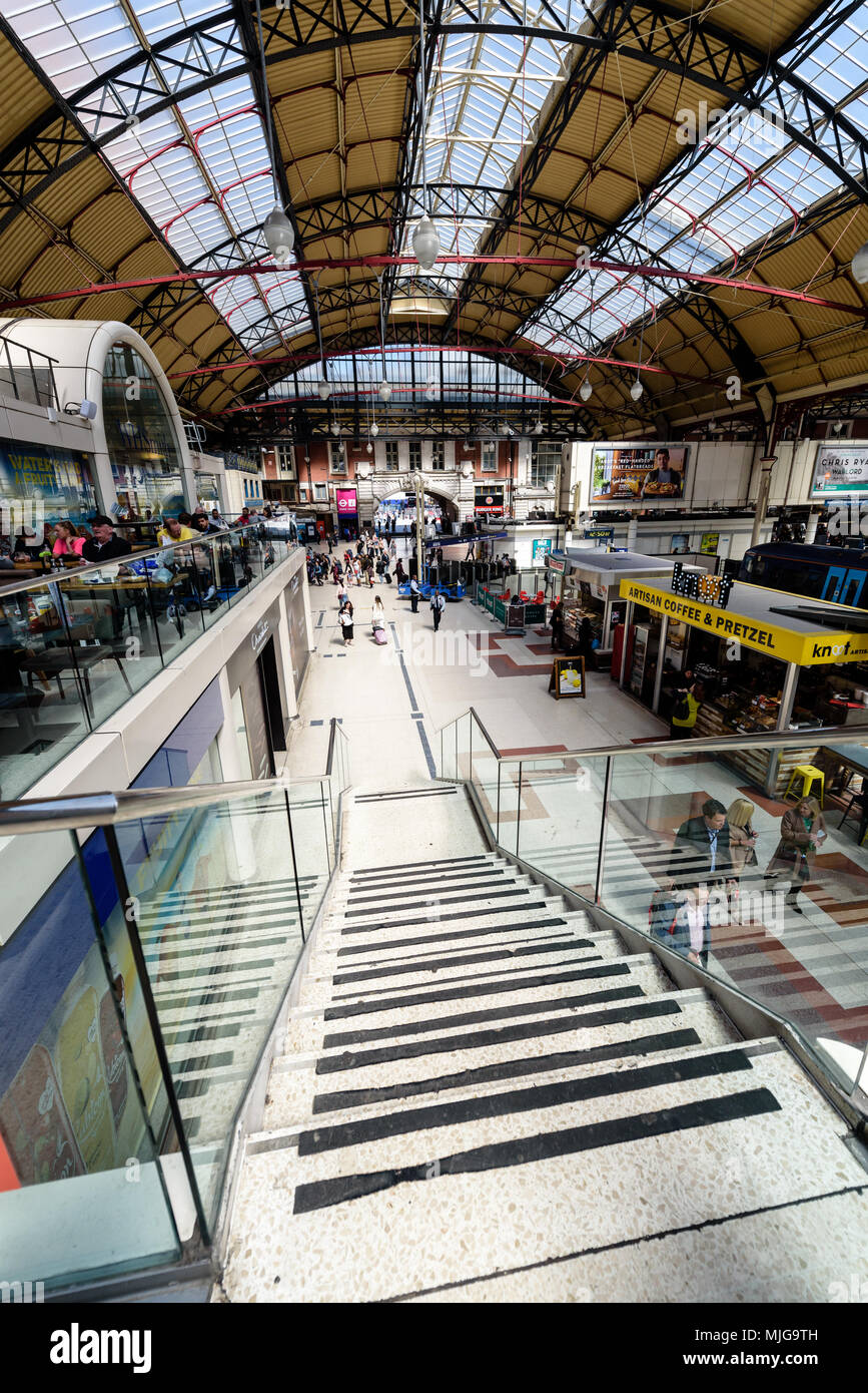 Victoria train station london Stock Photo - Alamy