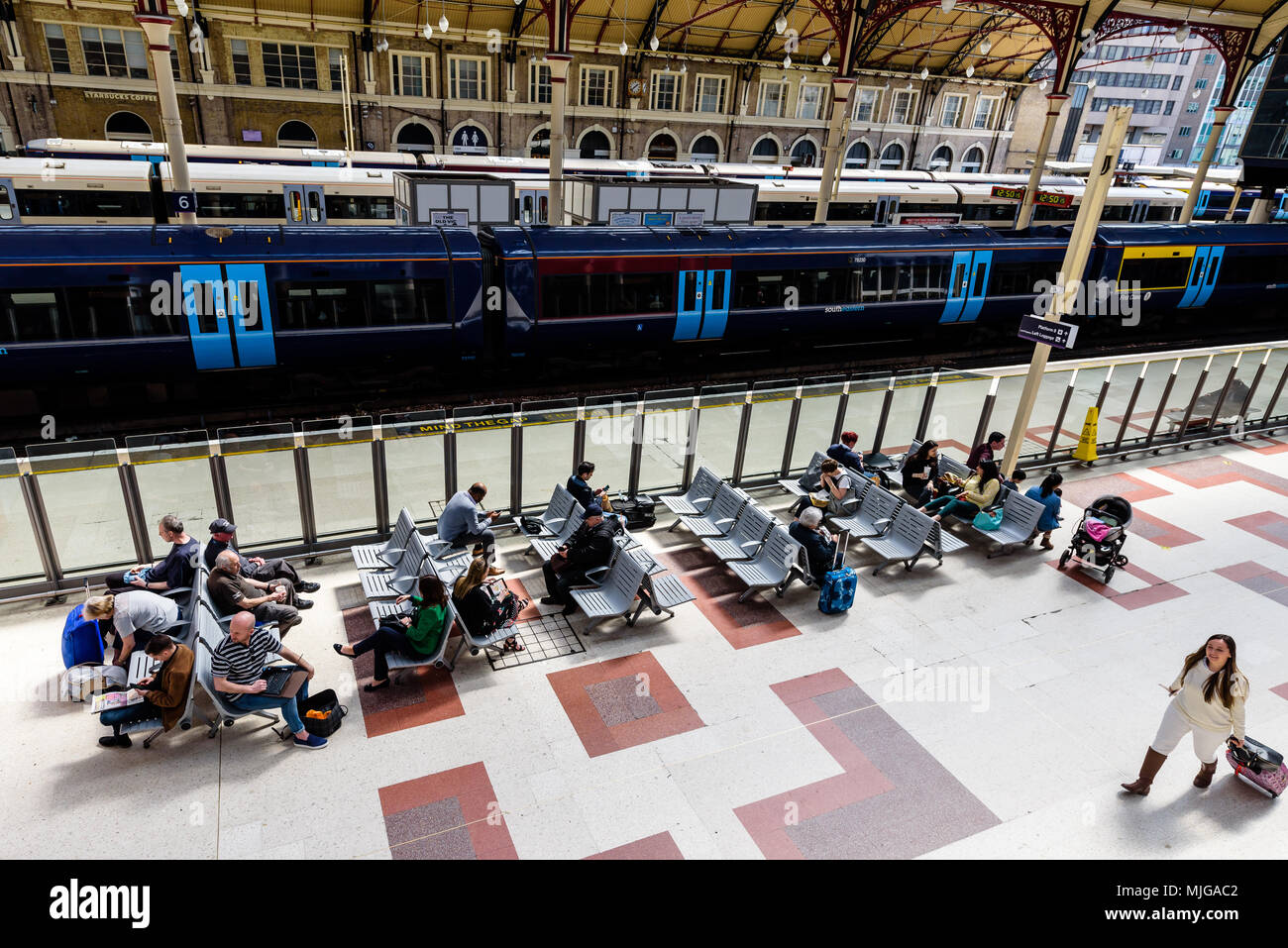 Victoria train station london Stock Photo - Alamy