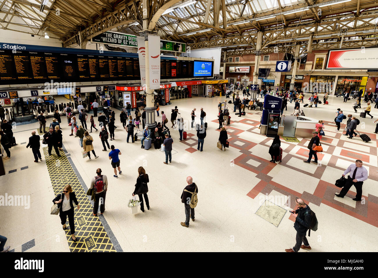 Victoria train station London Stock Photo - Alamy