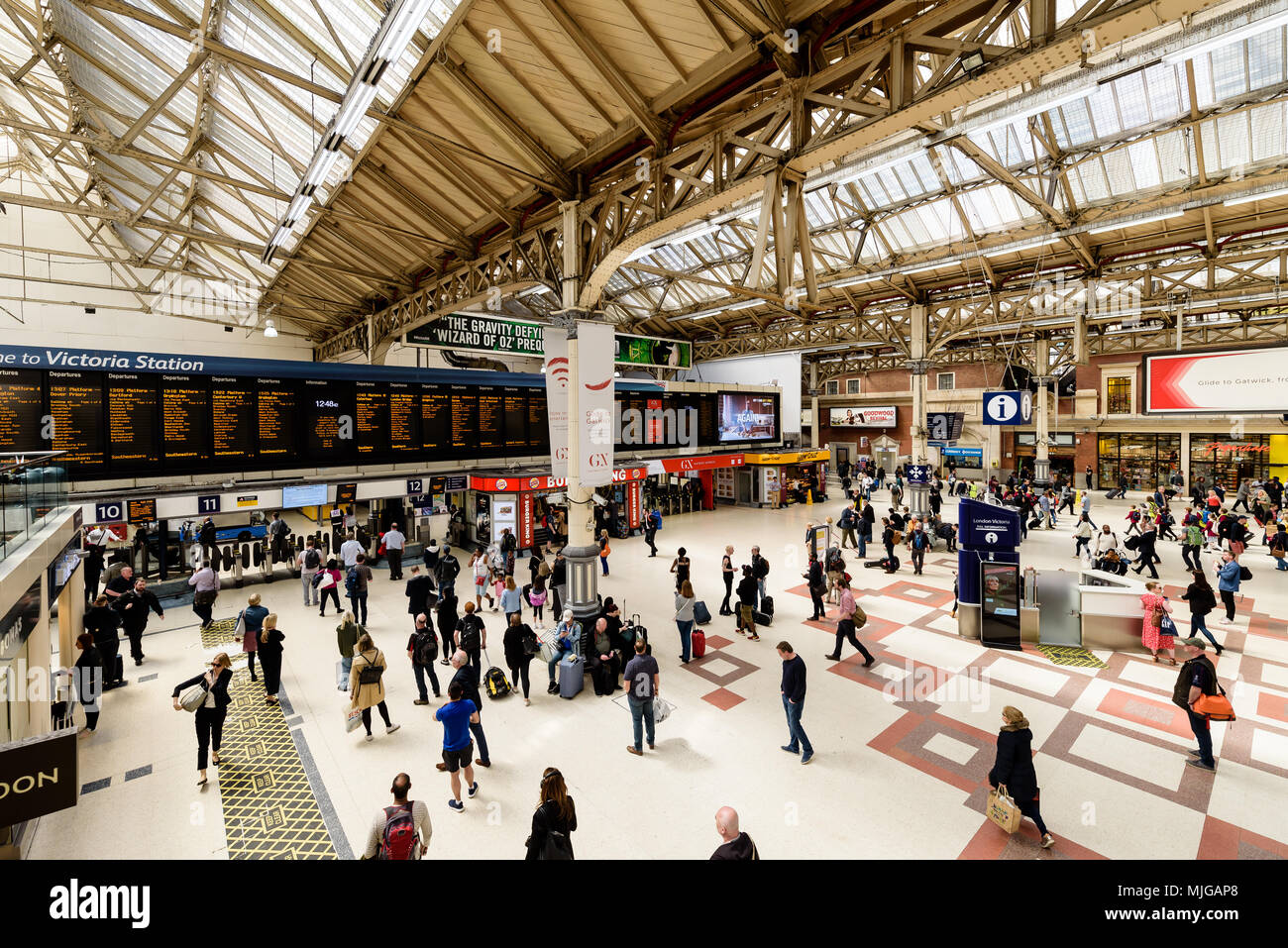 Victoria train station London Stock Photo - Alamy