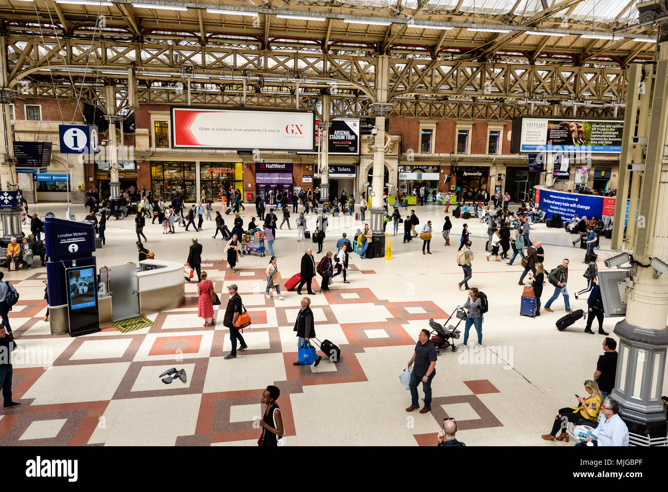 Victoria train station London Stock Photo - Alamy