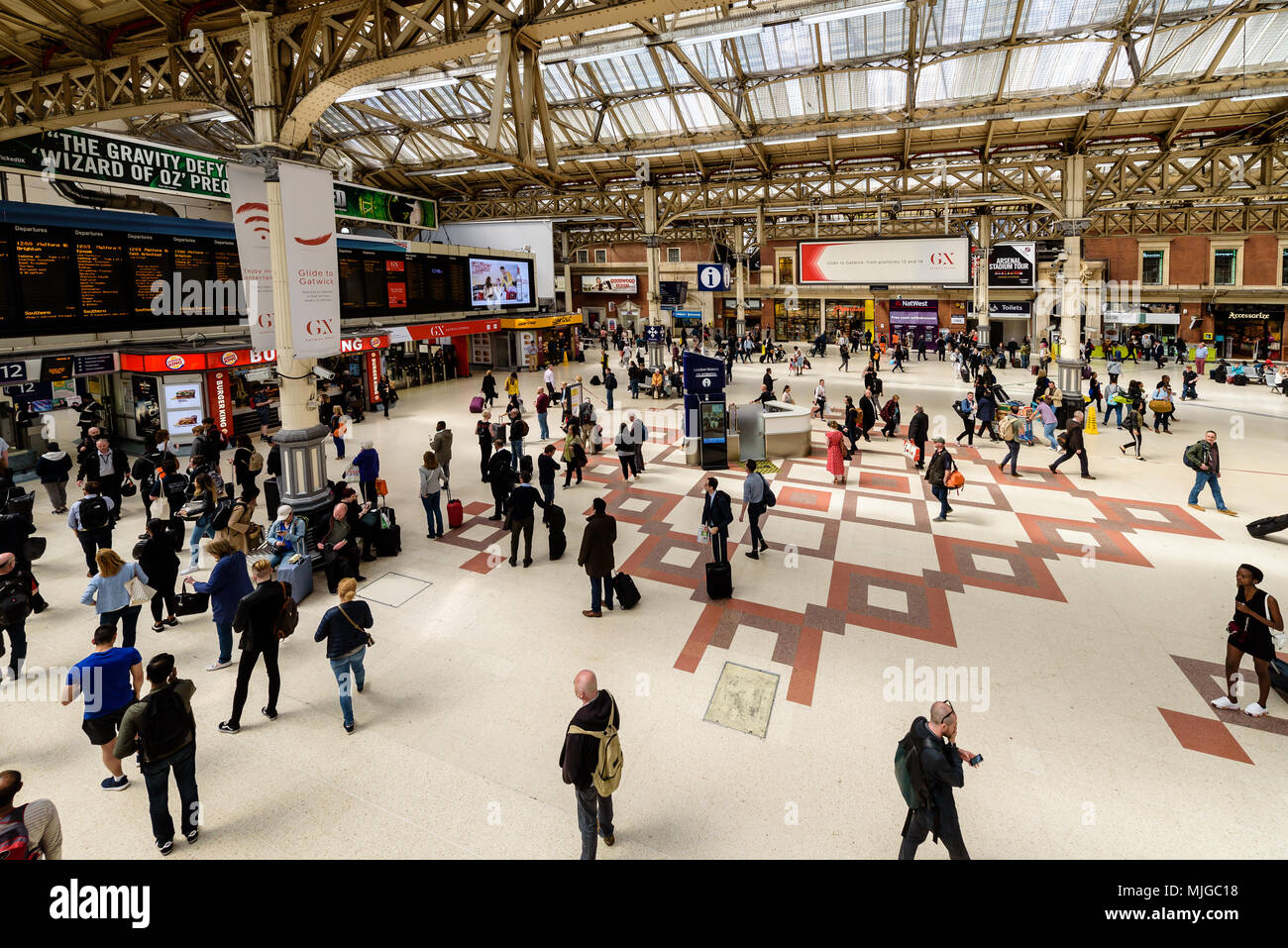 Victoria train station London Stock Photo - Alamy