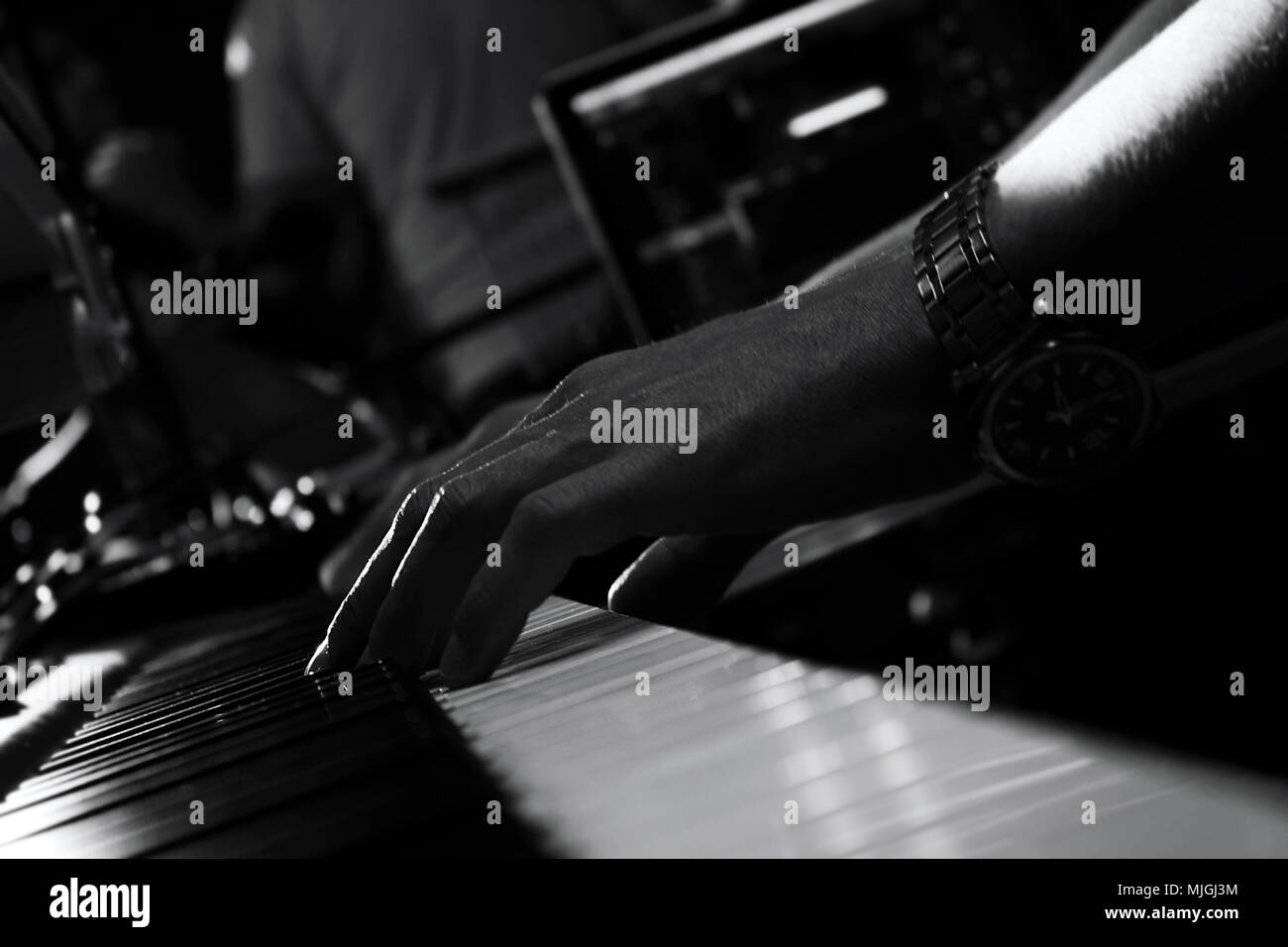 Hand keyboards piano hi-res stock photography and images - Alamy