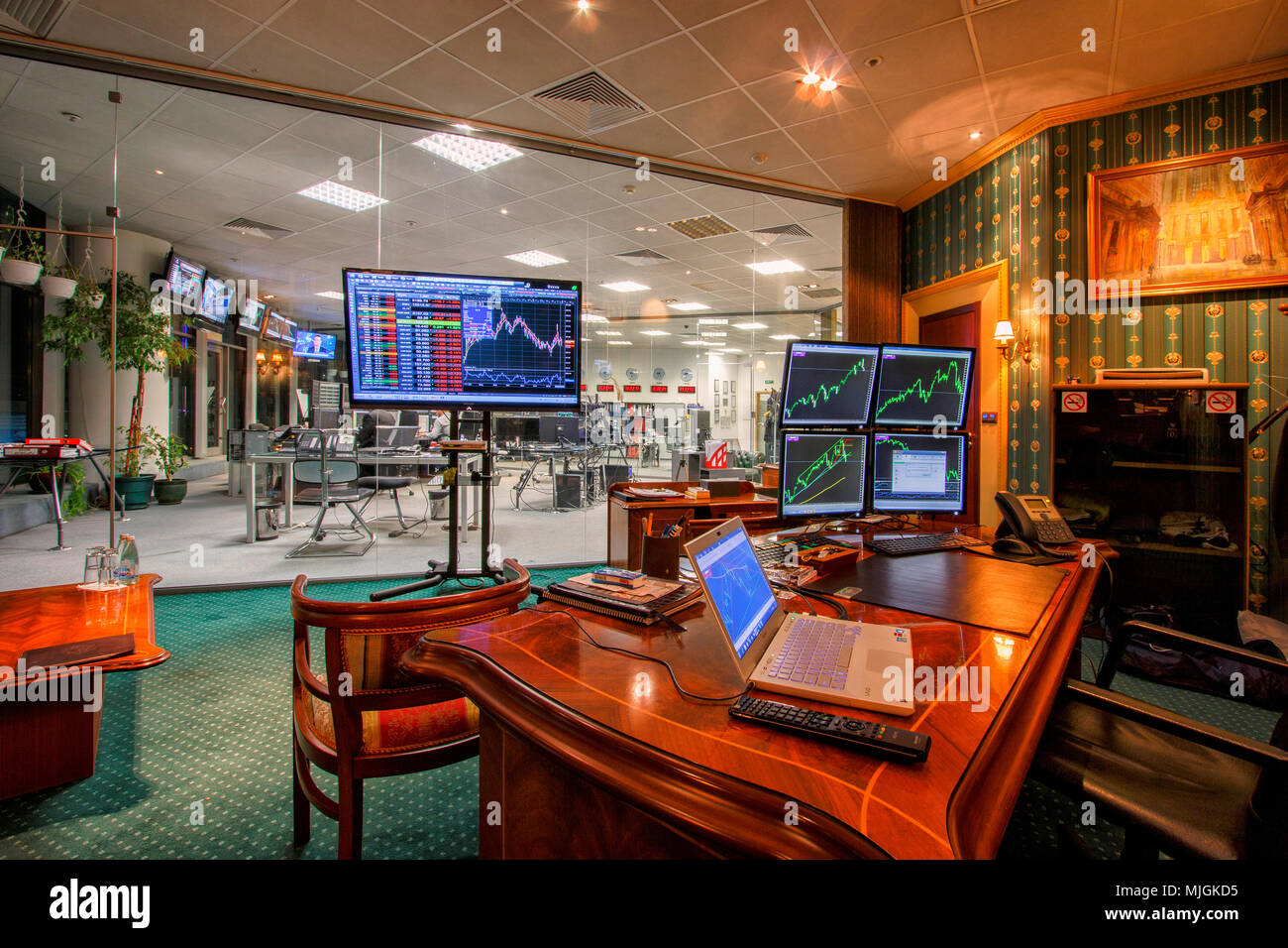 Computer screens analysis hi-res stock photography and images - Alamy