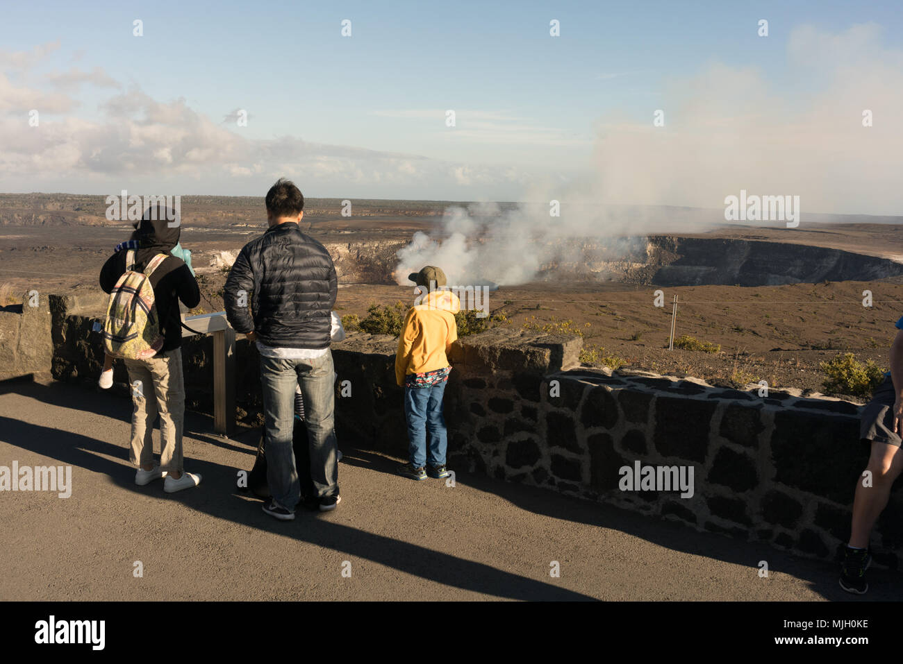 USA Hawaii Big Island : Family at Hawaii Volcanoes National Park ...
