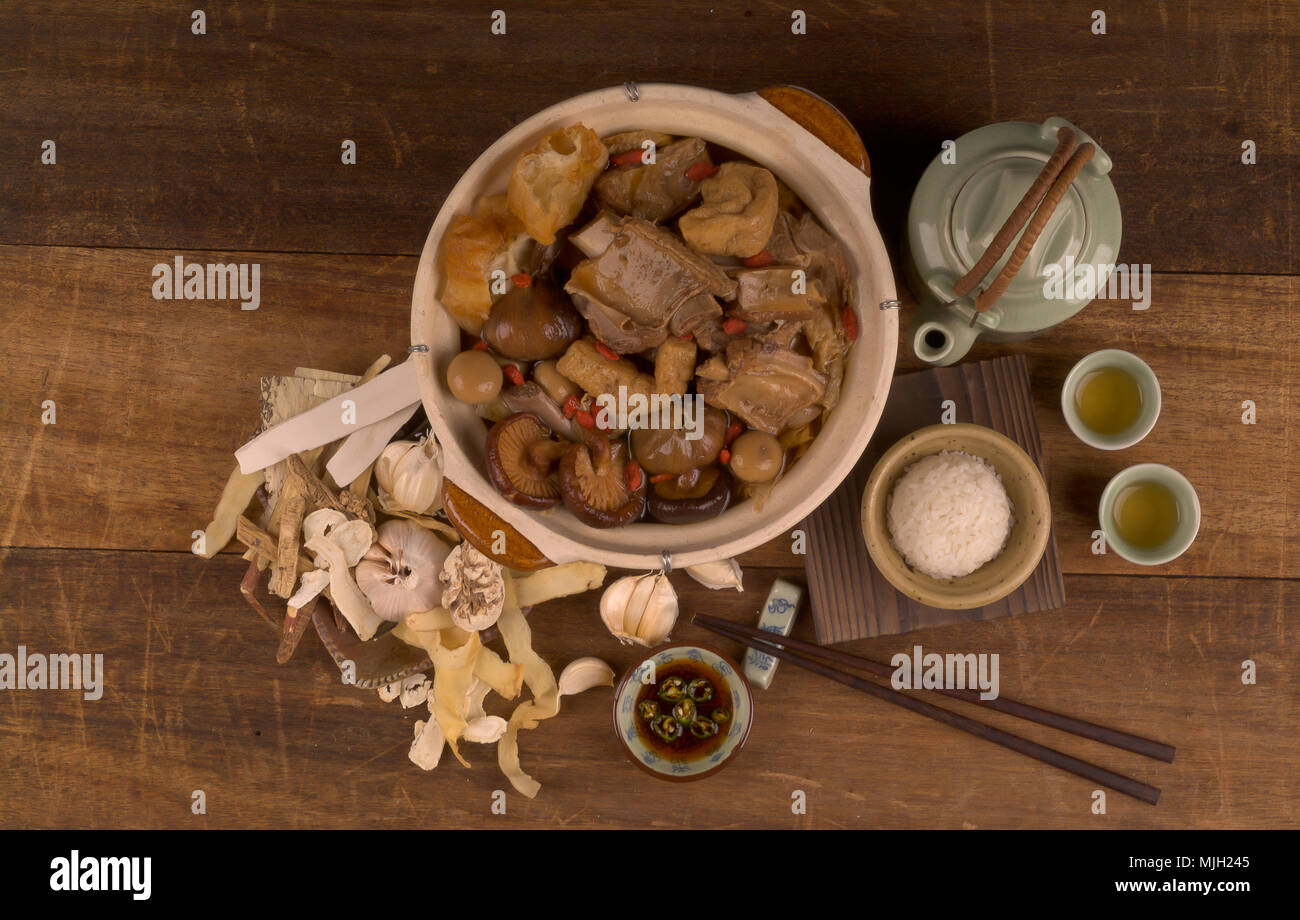ba kut teh. Malaysian stew of pork and herbal soup Stock Photo - Alamy