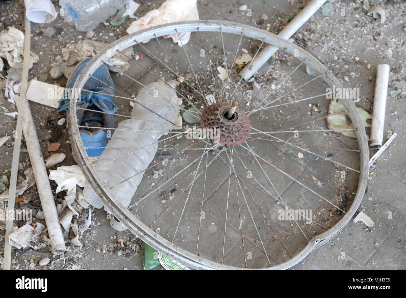 broken wheel of a bike in the junkyard and many waste Stock Photo - Alamy