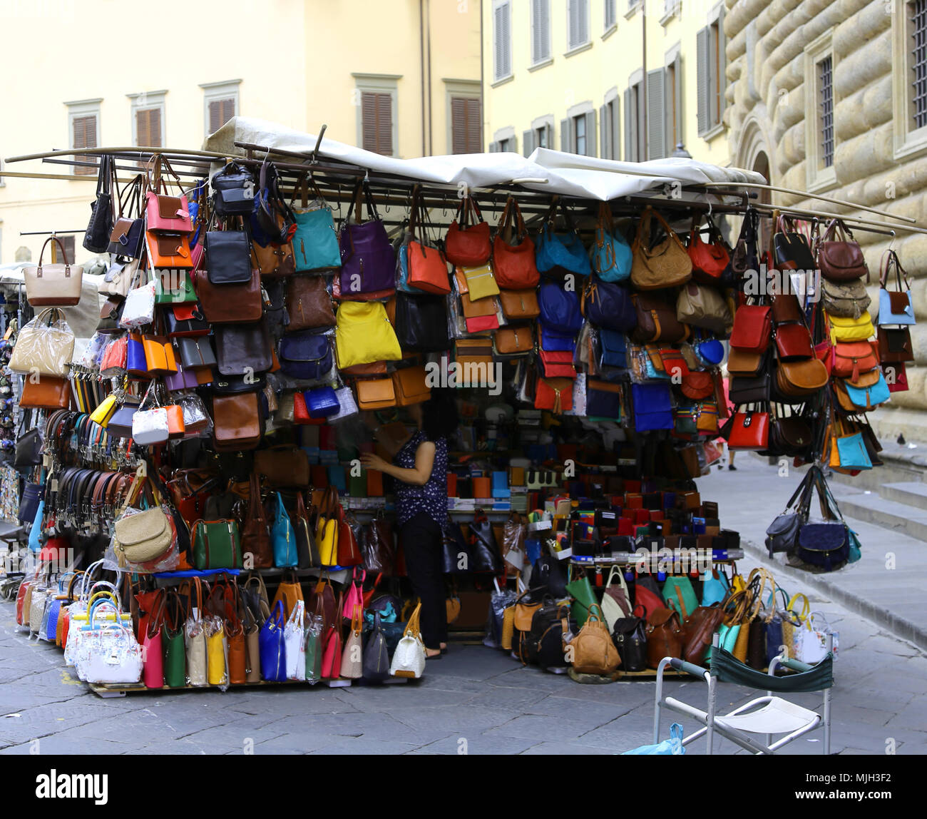 Florence leather bag stall hi-res stock photography and images - Alamy