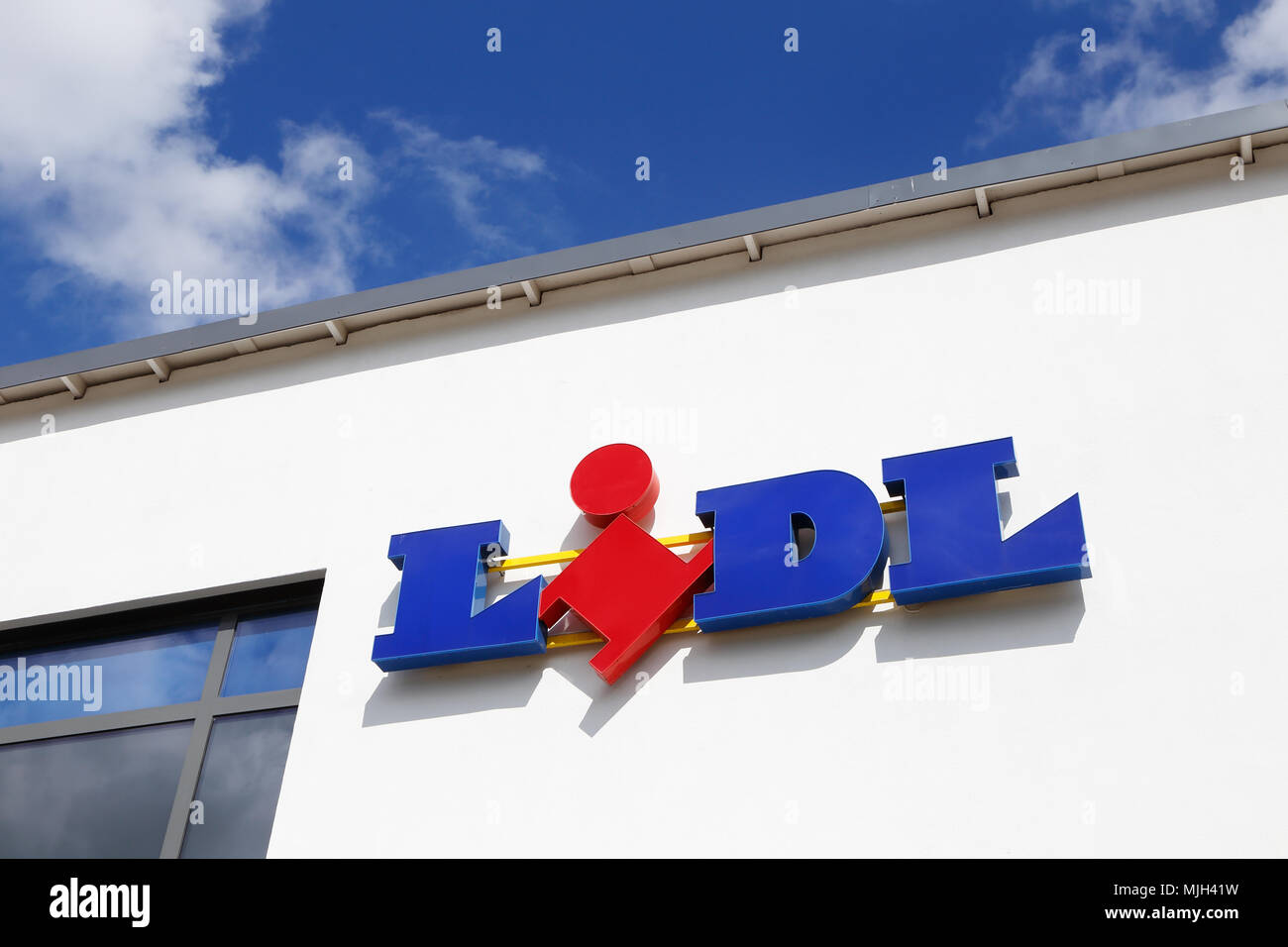 Lidl supermarket sign logo hi-res stock photography and images - Alamy