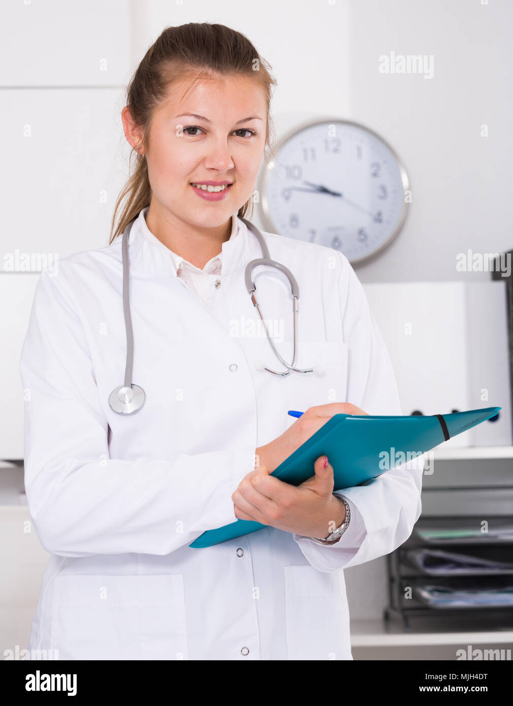 Doctor female is signing patient`s diagnosis in clinic Stock Photo - Alamy
