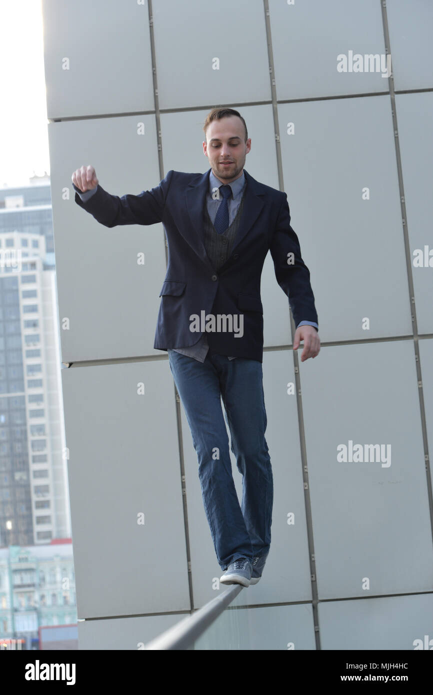 Man jump edge building hi-res stock photography and images - Alamy