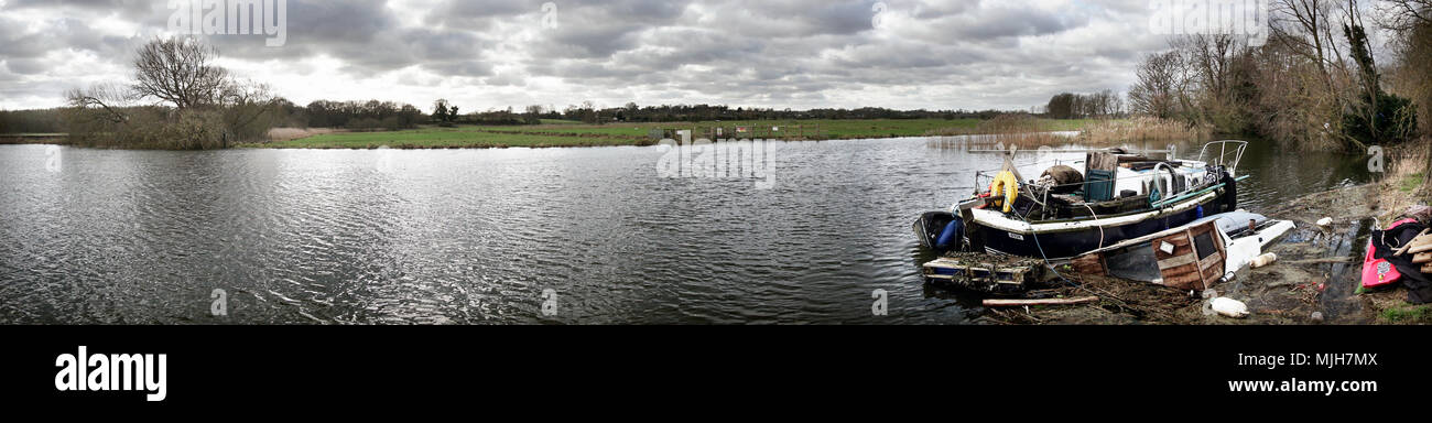 abandoned boat at geldeston norfolk egnland Stock Photo - Alamy