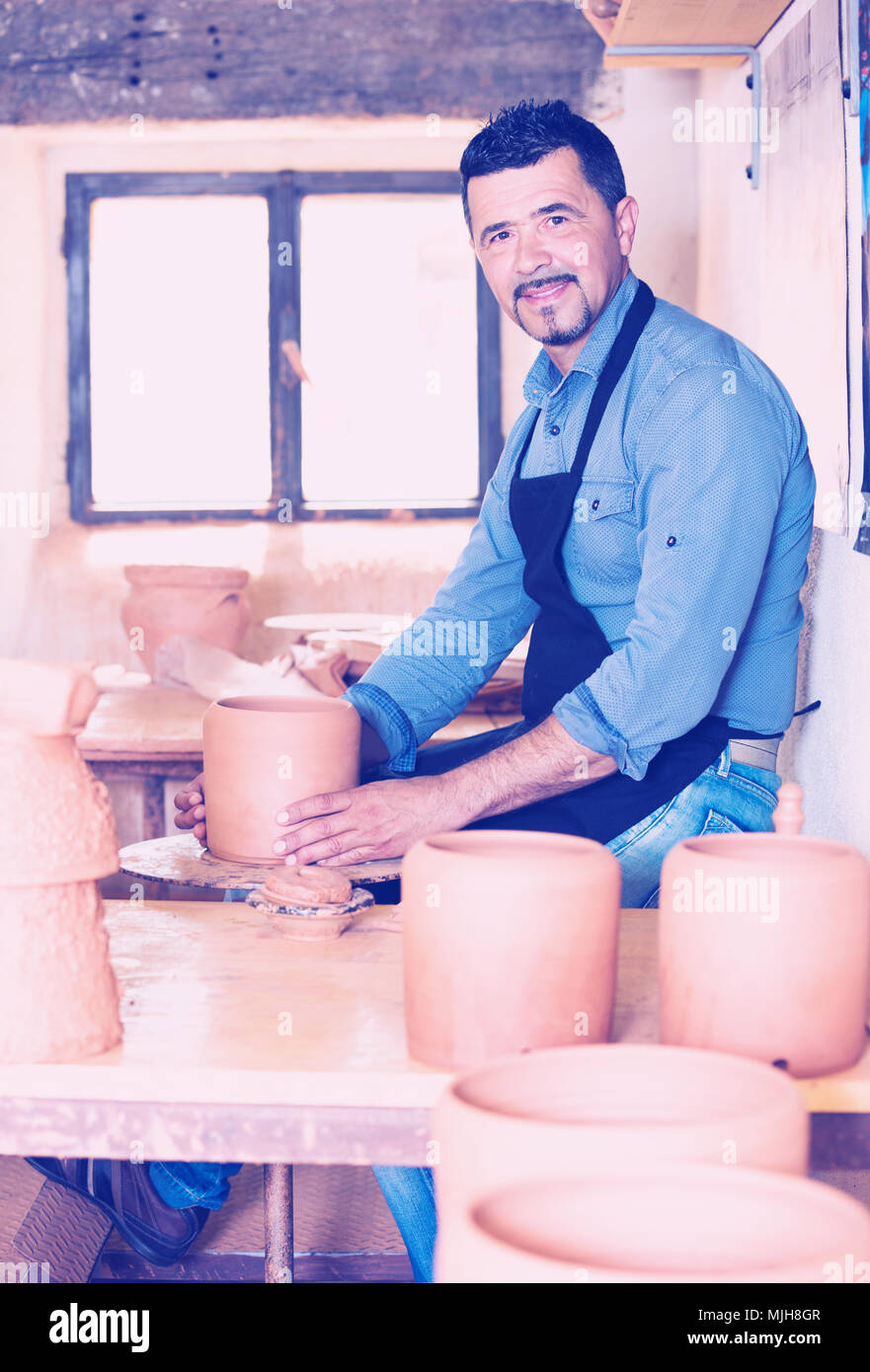 Male potter using pottery wheel hi-res stock photography and images - Alamy