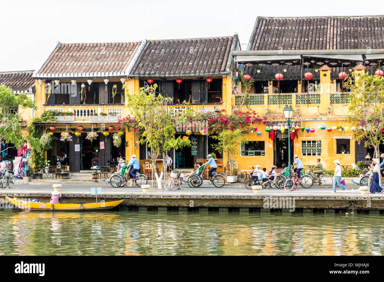 Hoi riverside boats bridge hi-res stock photography and images - Alamy
