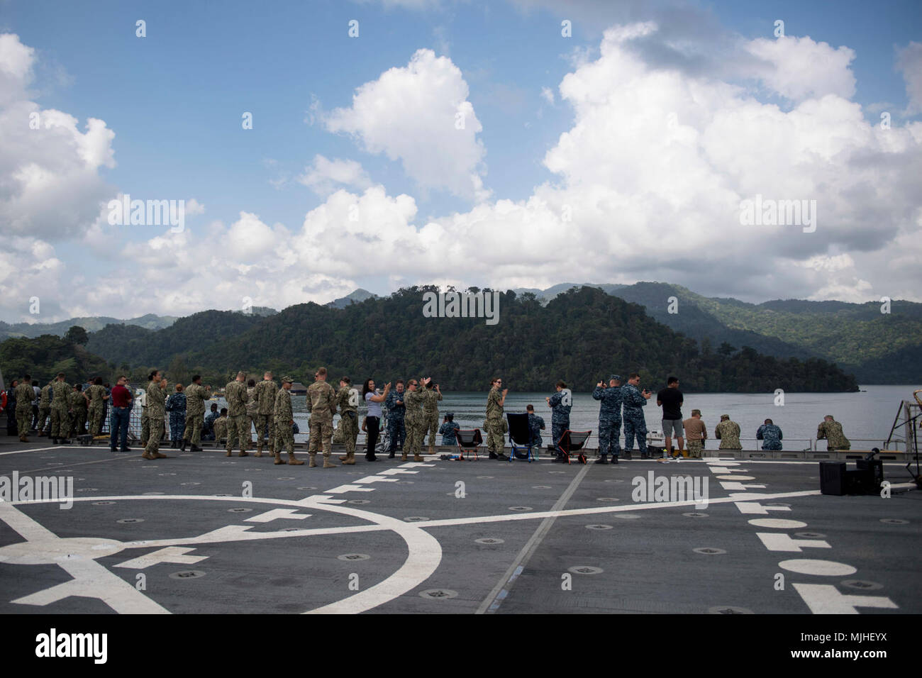 PUERTO BARRIOS, Guatemala (April 05, 2018) Sailors applaud from the flight deck of the Military ...