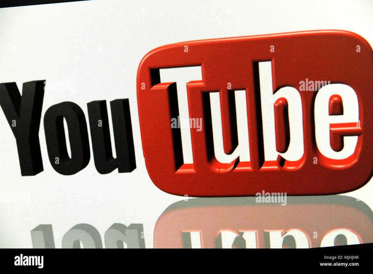 Youtube logo 2005 hi-res stock photography and images - Alamy